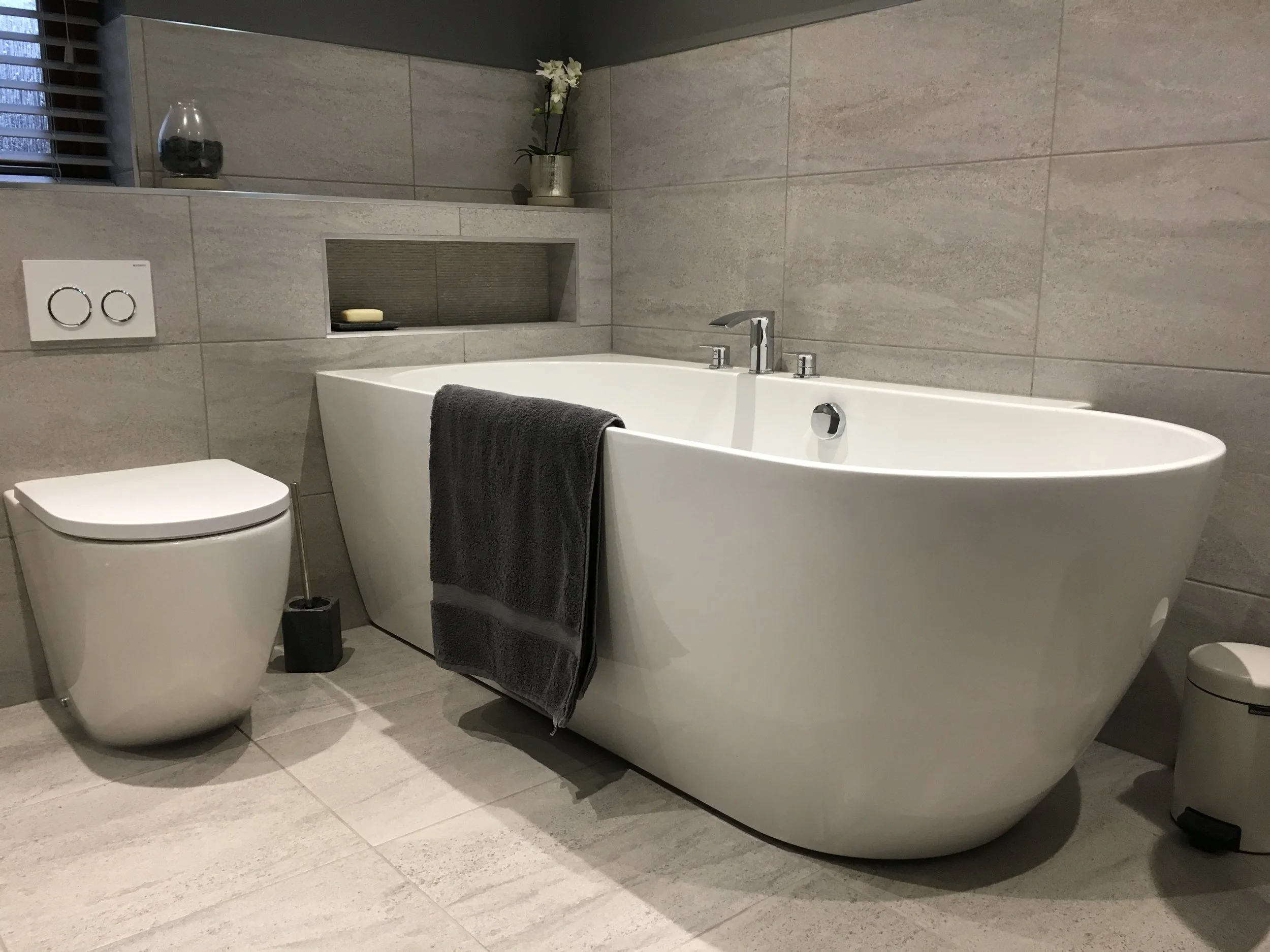 Rounded edges in a bathroom
