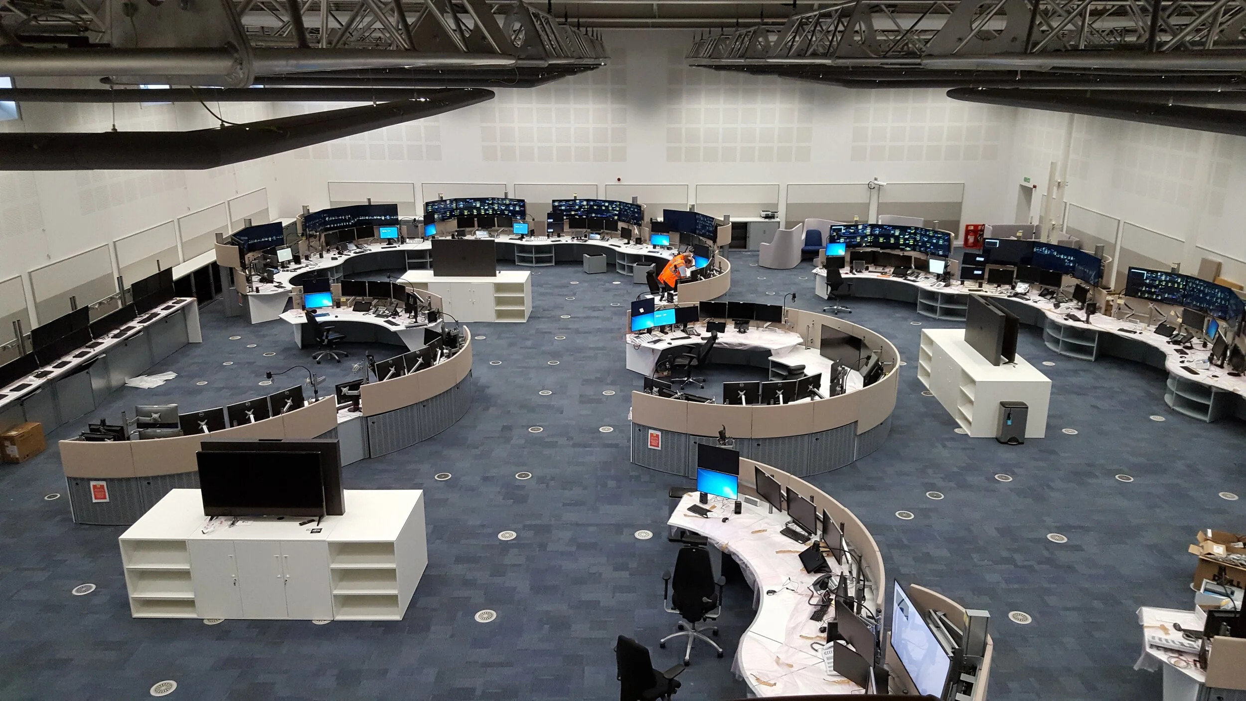 6 Essentials for an Ergonomic Control Room | Technology Desking™