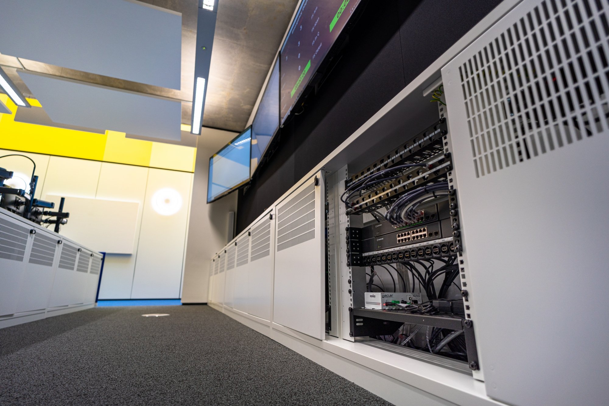 Everything you need to know about desk IT storage | Technology Desking™