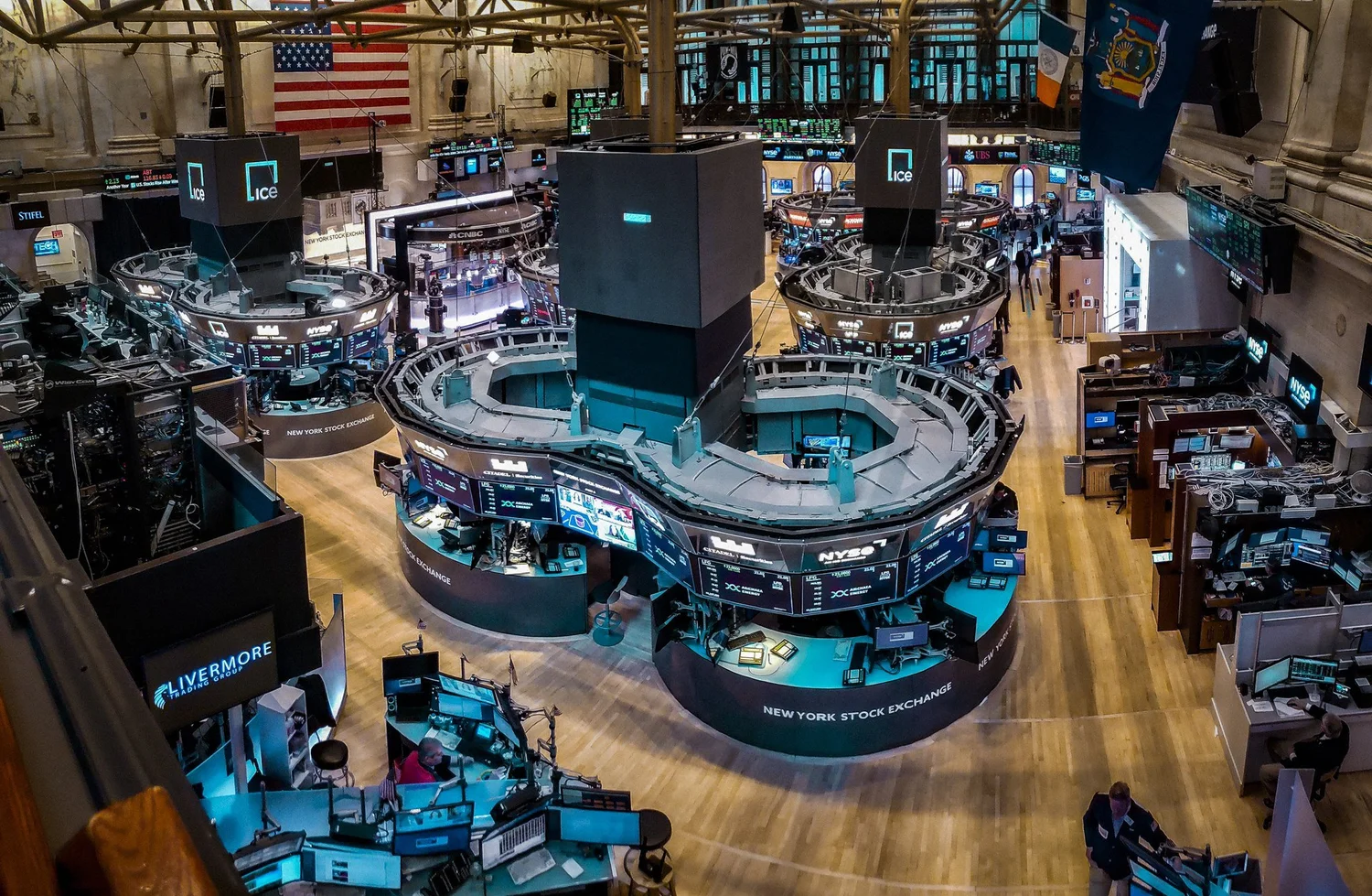 A history of trading floor design | Technology Desking™