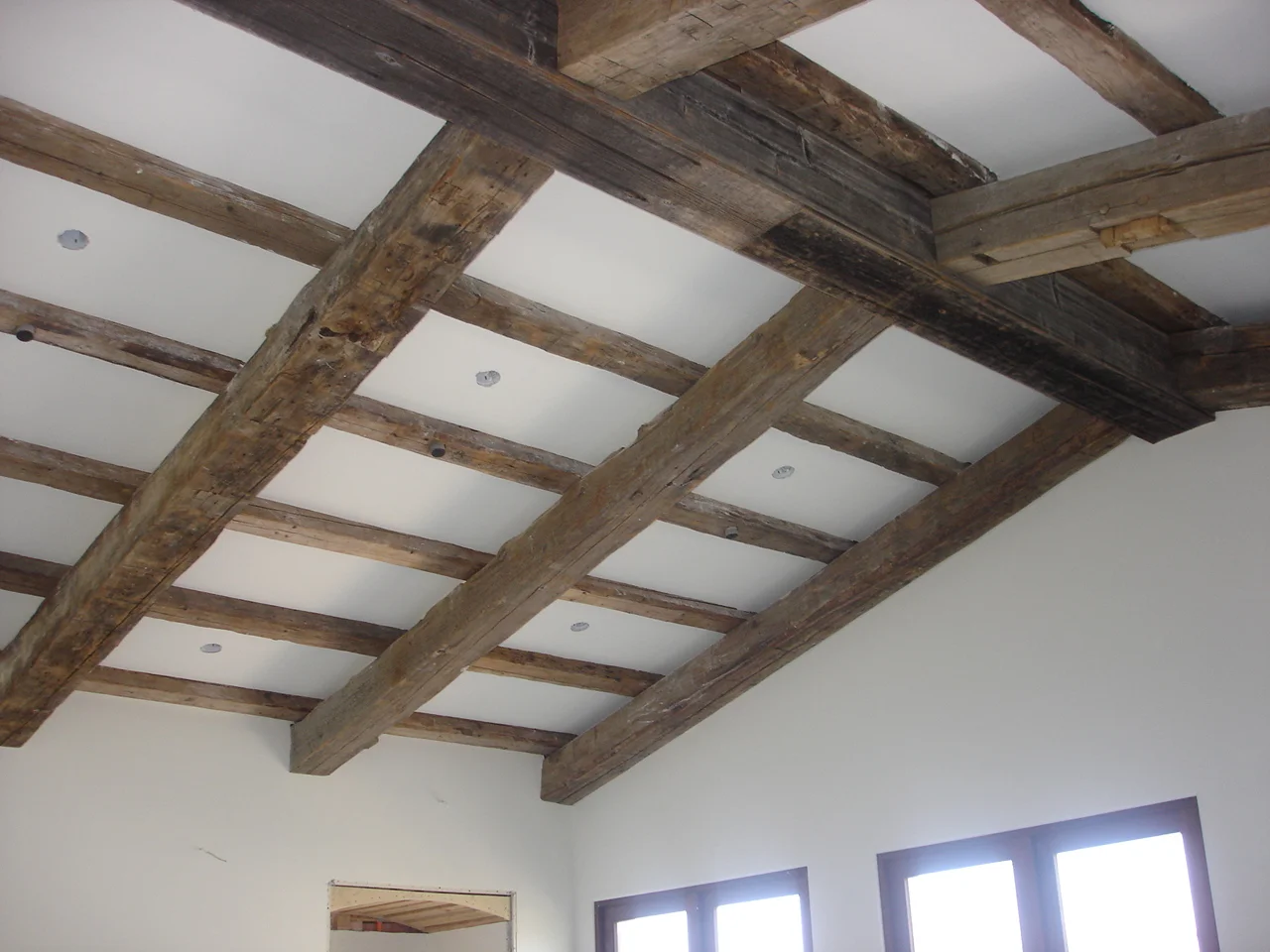RECLAIMED WOOD BEAMS — TRIDENTUM