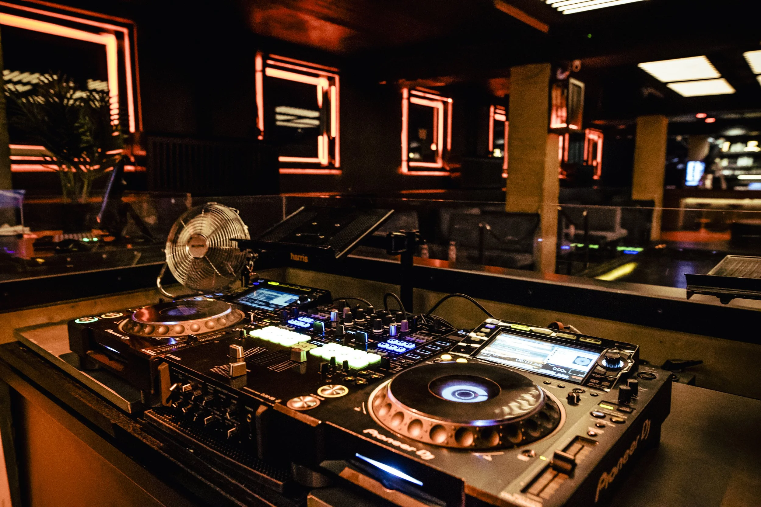 Contact — Weekend Club