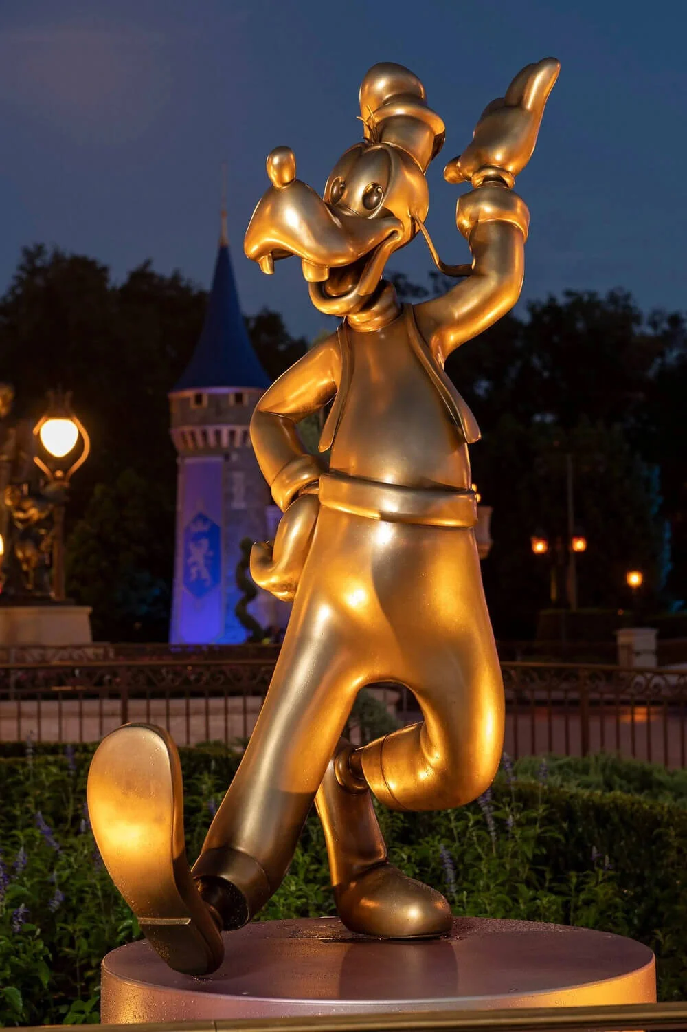 All of Disney's ‘Fab 50’ Golden Character Statues + Precise Locations ...