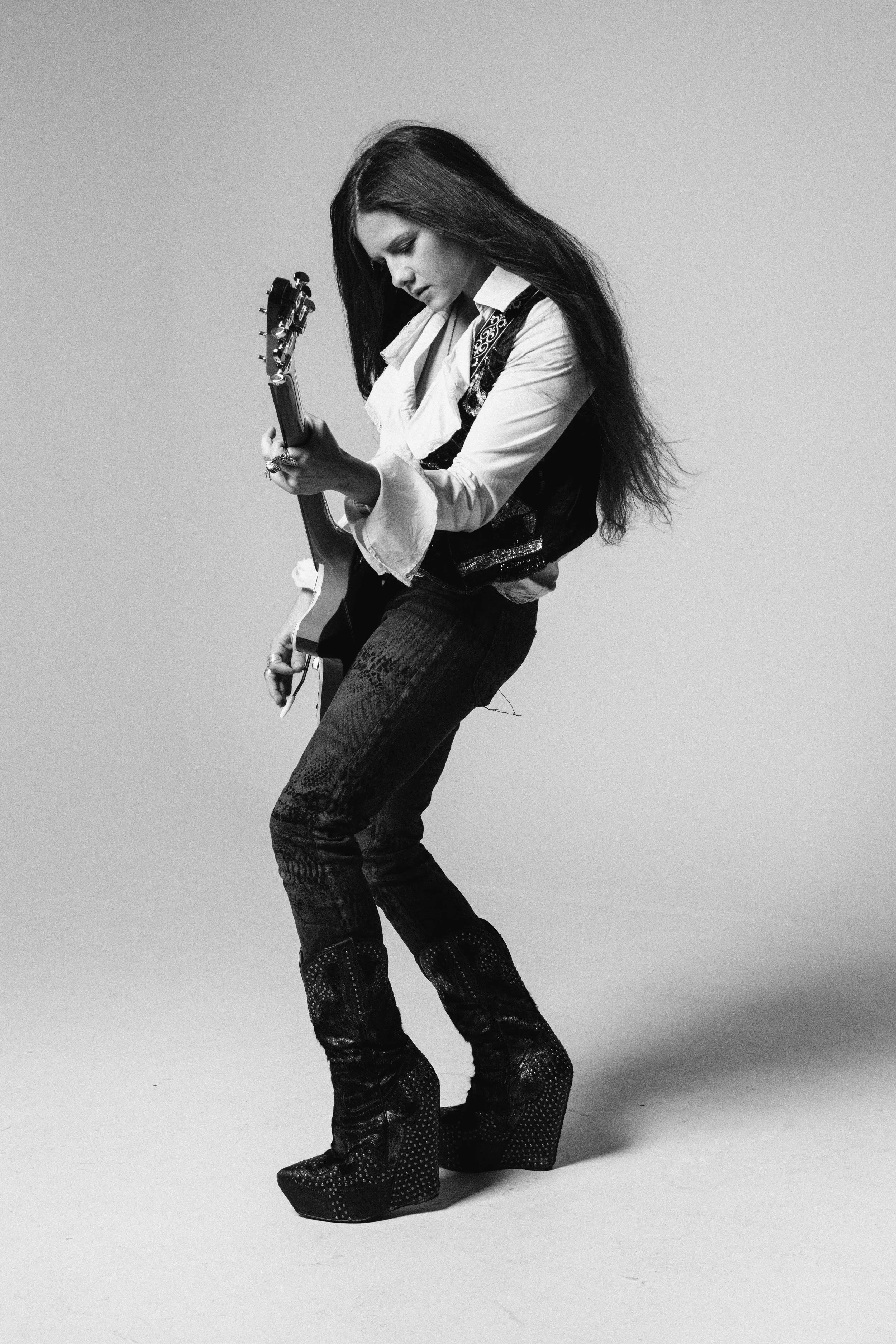 Biography — Arielle | Singer - Songwriter & Guitarist