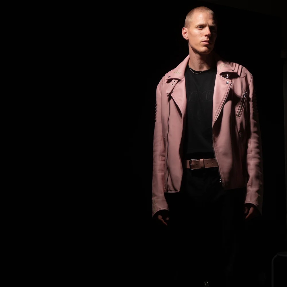 Basic by Olav - En hel verden av kunst, klær og mennesket bak — ADAP