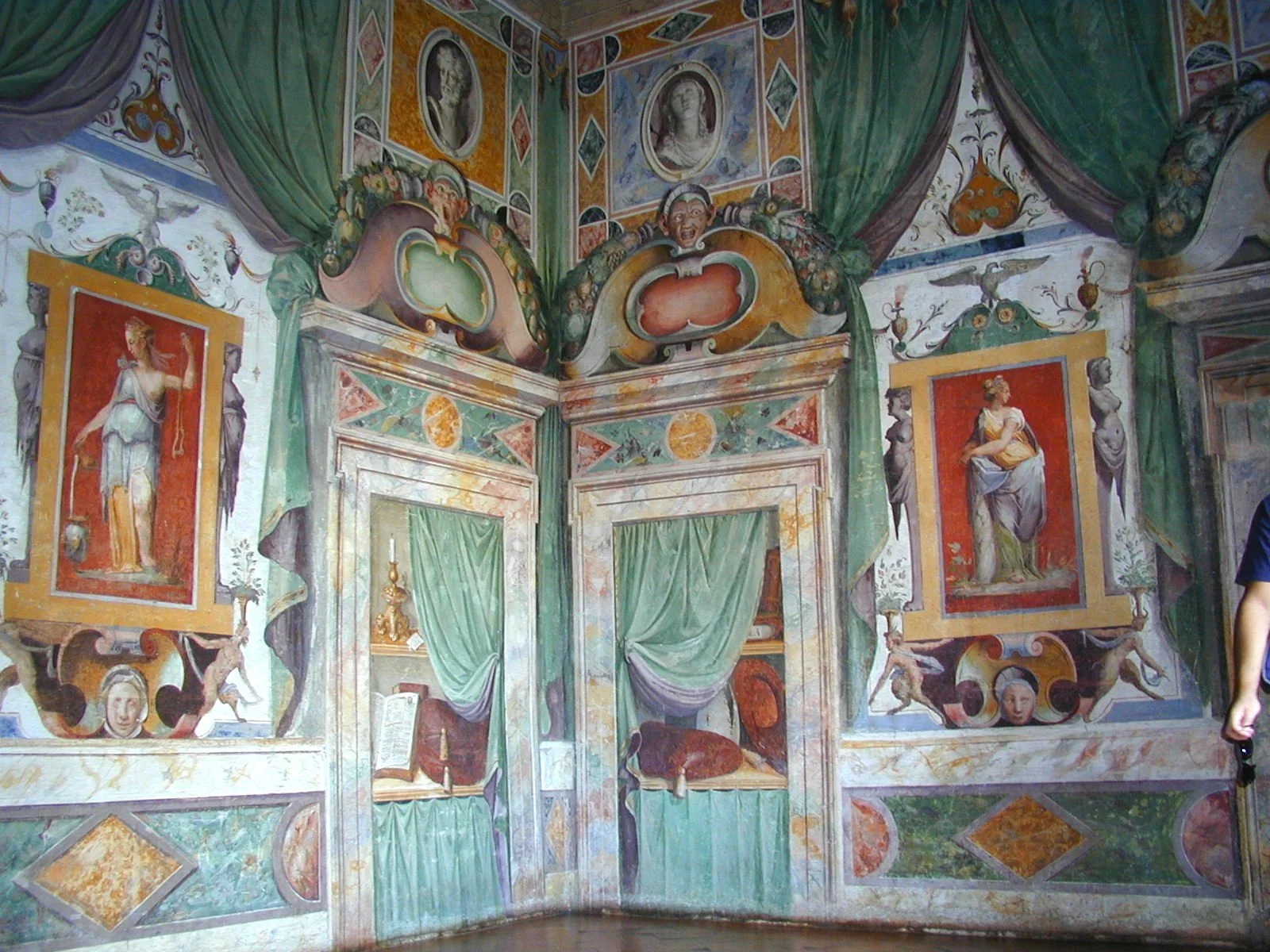 The Renaissance gardens οf the Villa d’Este in Rome, Italy — BARBARA ...