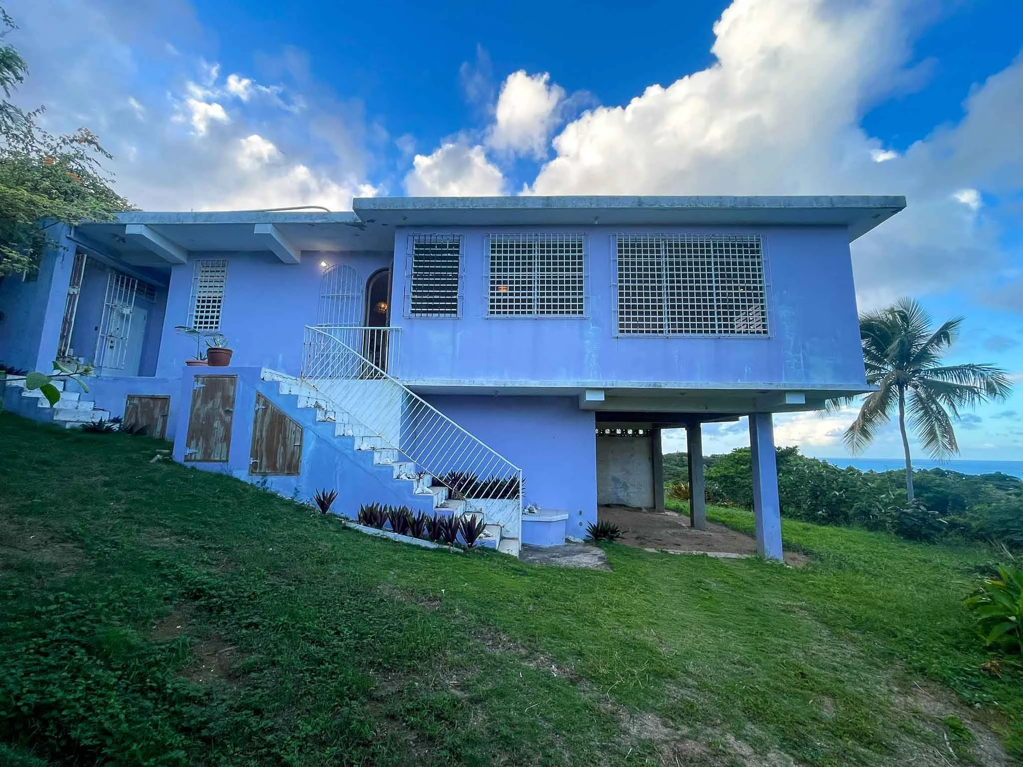 Lush Garden Property with Ocean Views - Paraiso Realty