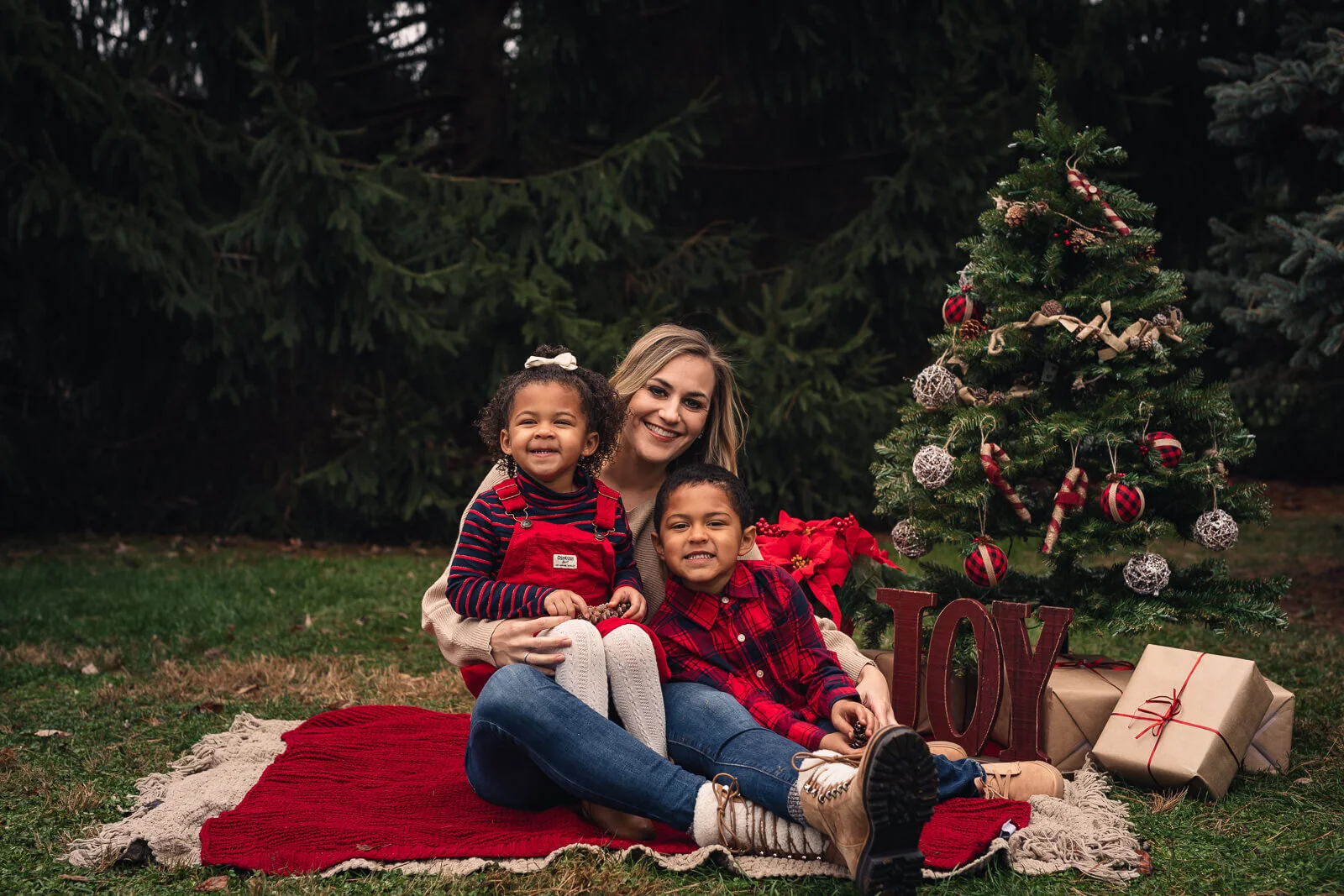 Outdoor Christmas Family Photo Shoot Ideas