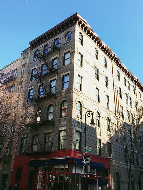 The "Friends" apartment building — Live the Movies