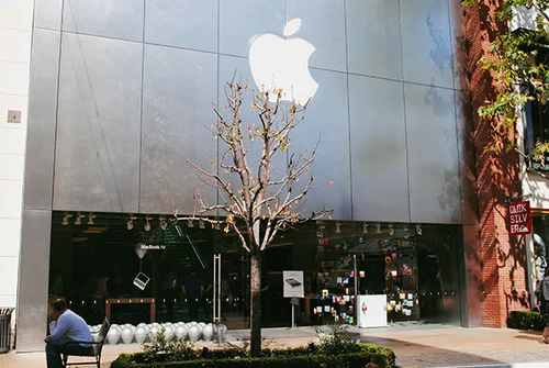 The Apple Store from "Modern Family" — Live the Movies