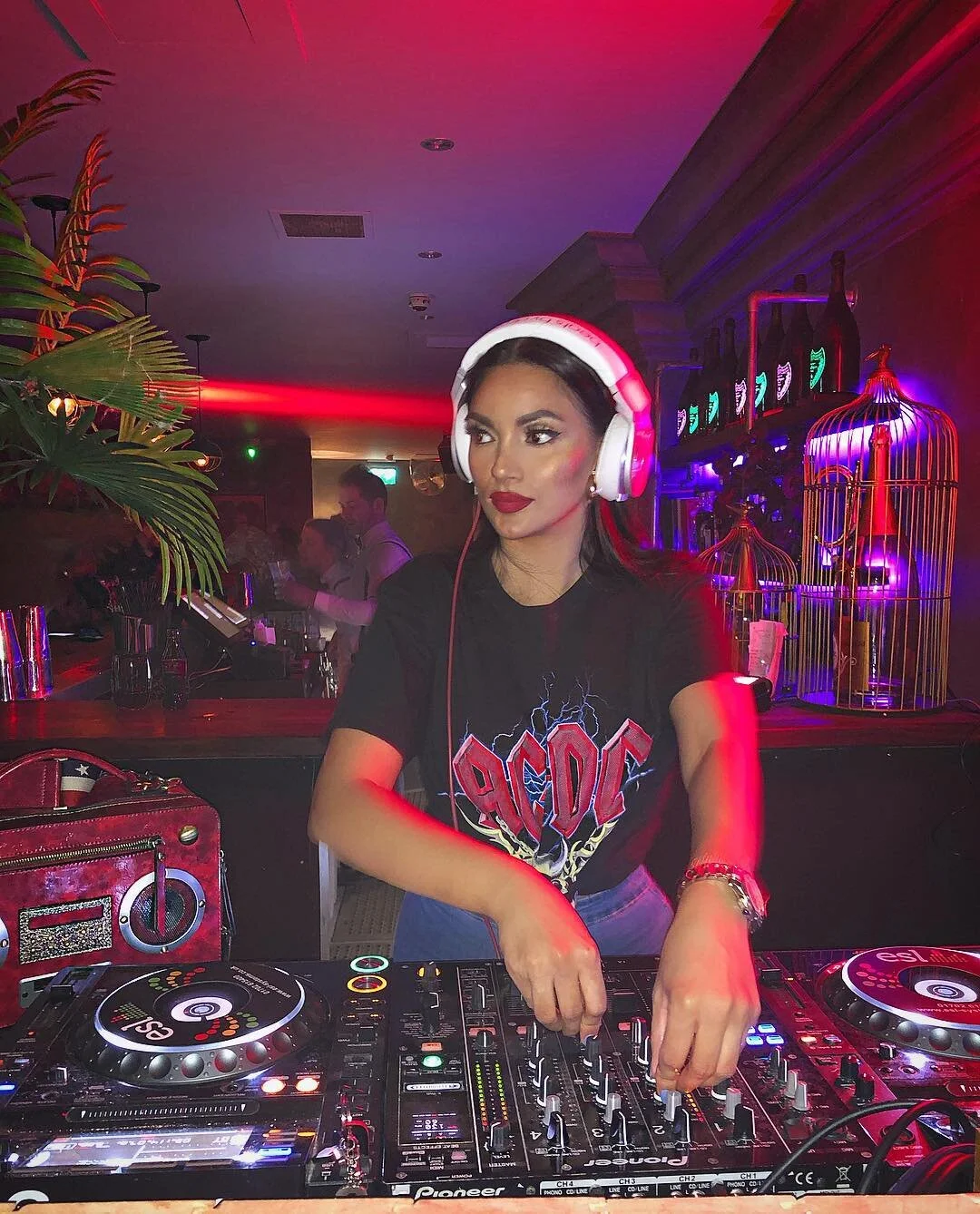 DJ SHMIA — Inside BIBI