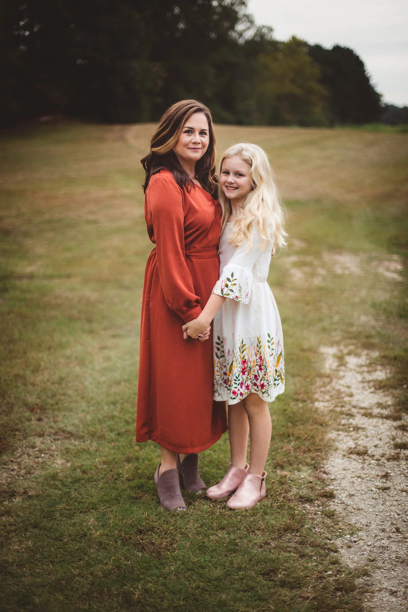 How to pose with tween/teen Girls | Family photo ideas with older girls ...