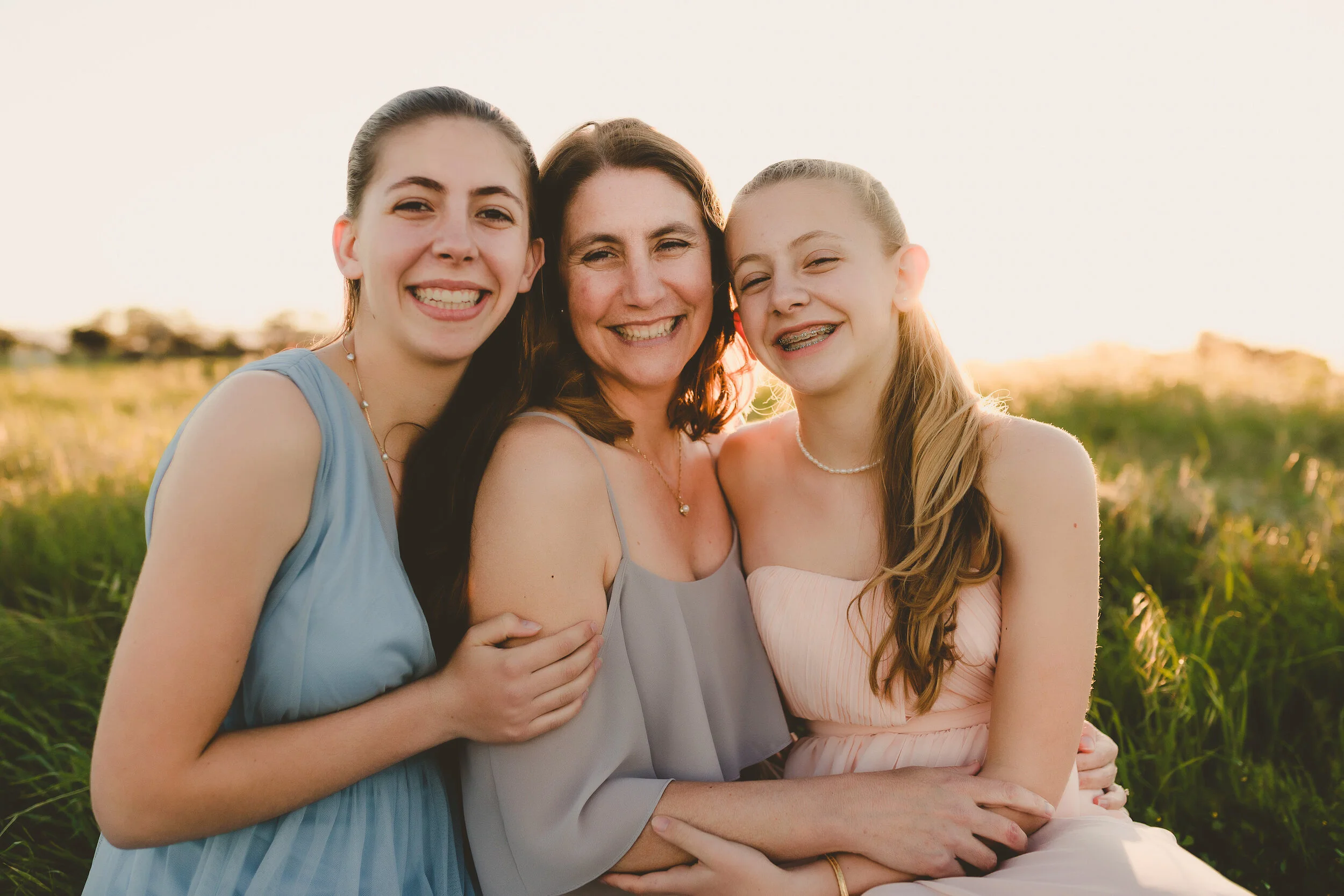 How to pose with tween/teen Girls | Family photo ideas with older girls ...