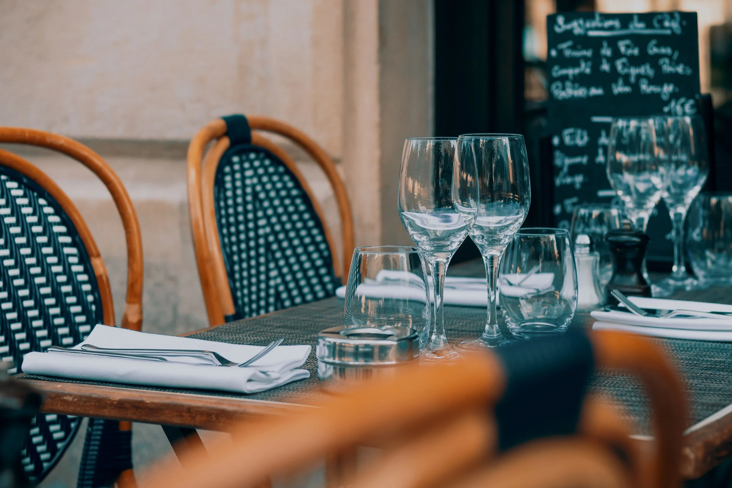 FRENCH RESTAURANT ETIQUETTE: HOW TO DINE LIKE THE FRENCH — Lightly ...