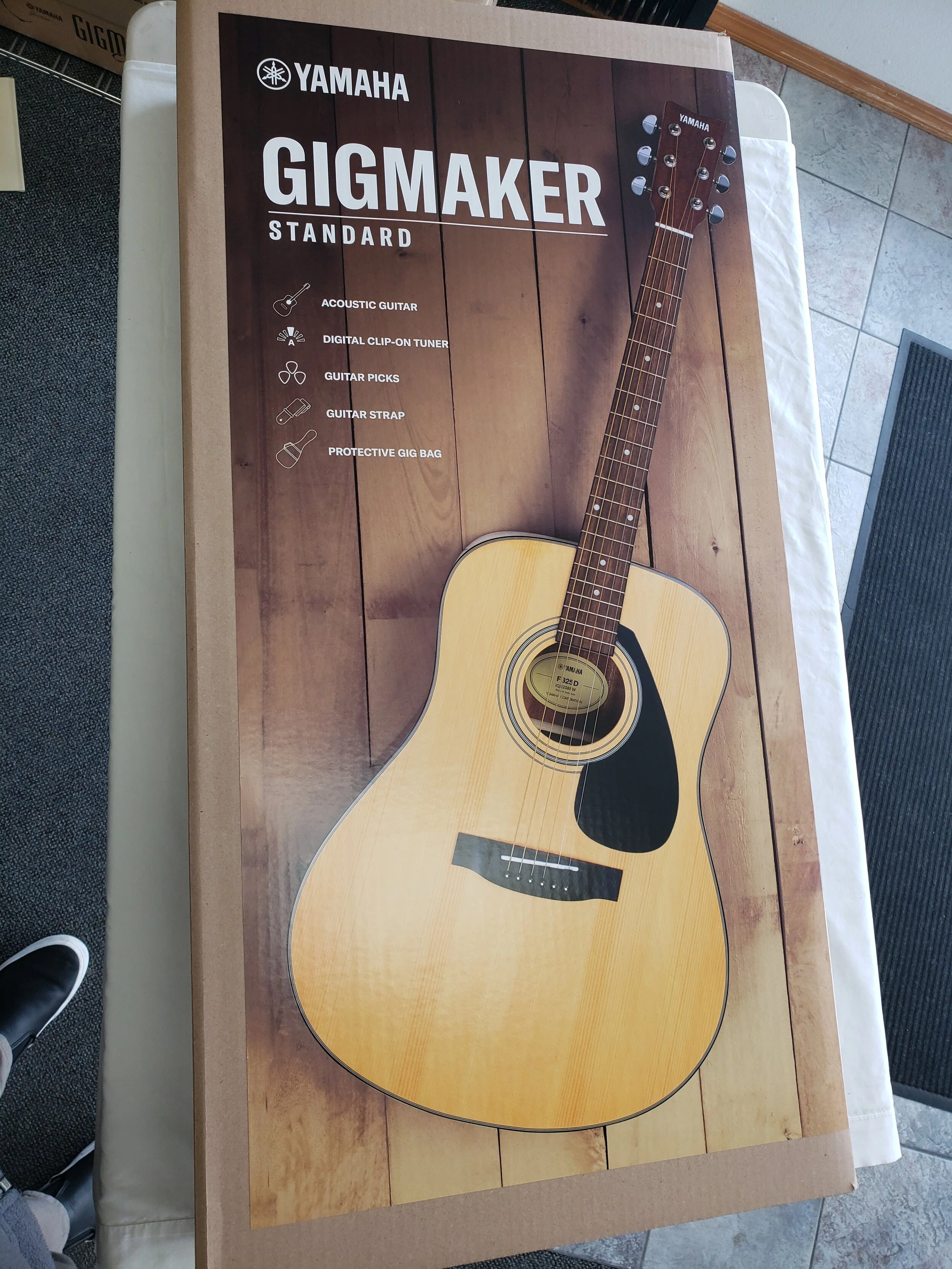 Black Yamaha Gigmaker Acoustic Guitars