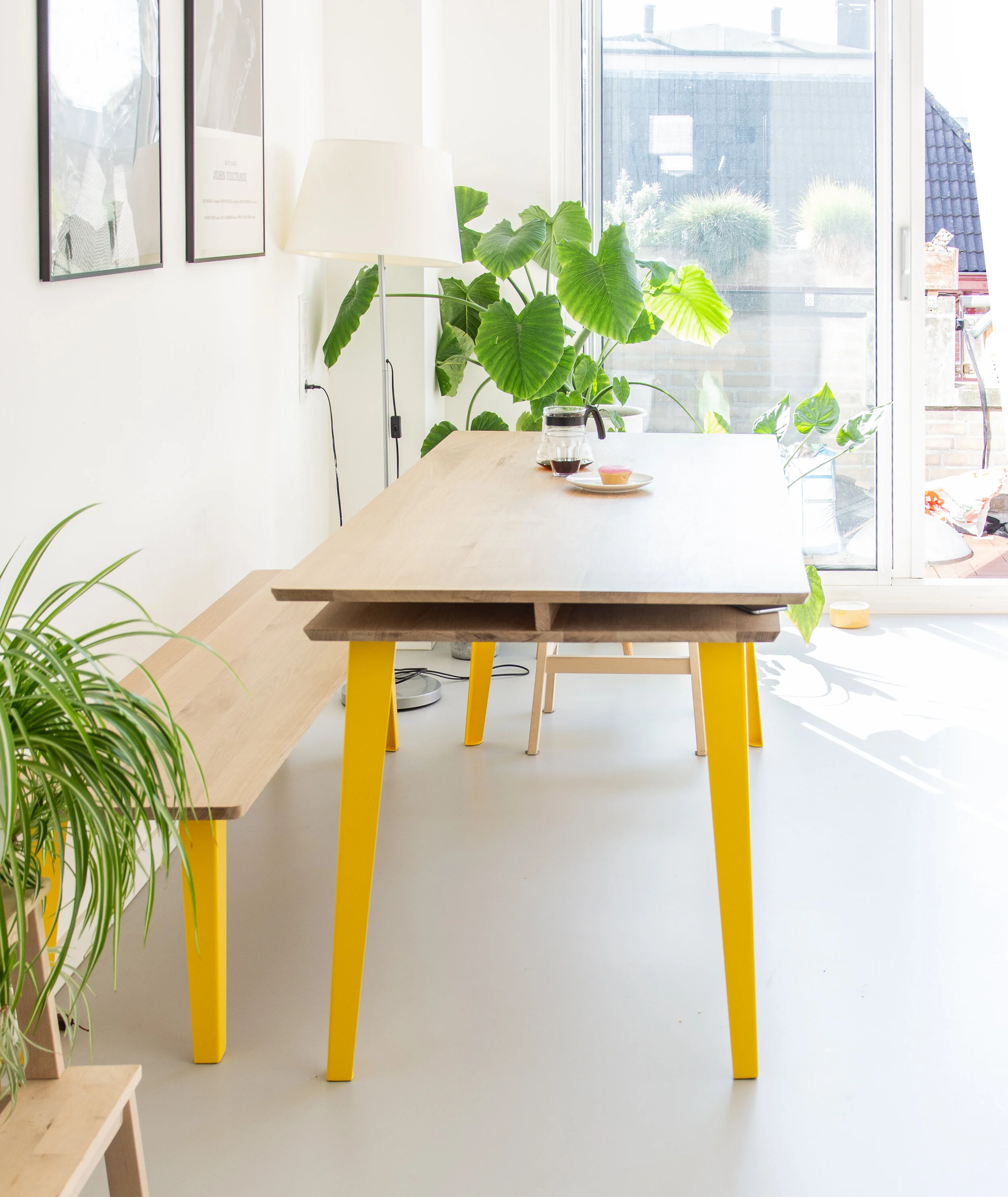 werk-eettafel, massief eikenhout, stalen onderstel, geel — De Nieuwe ...