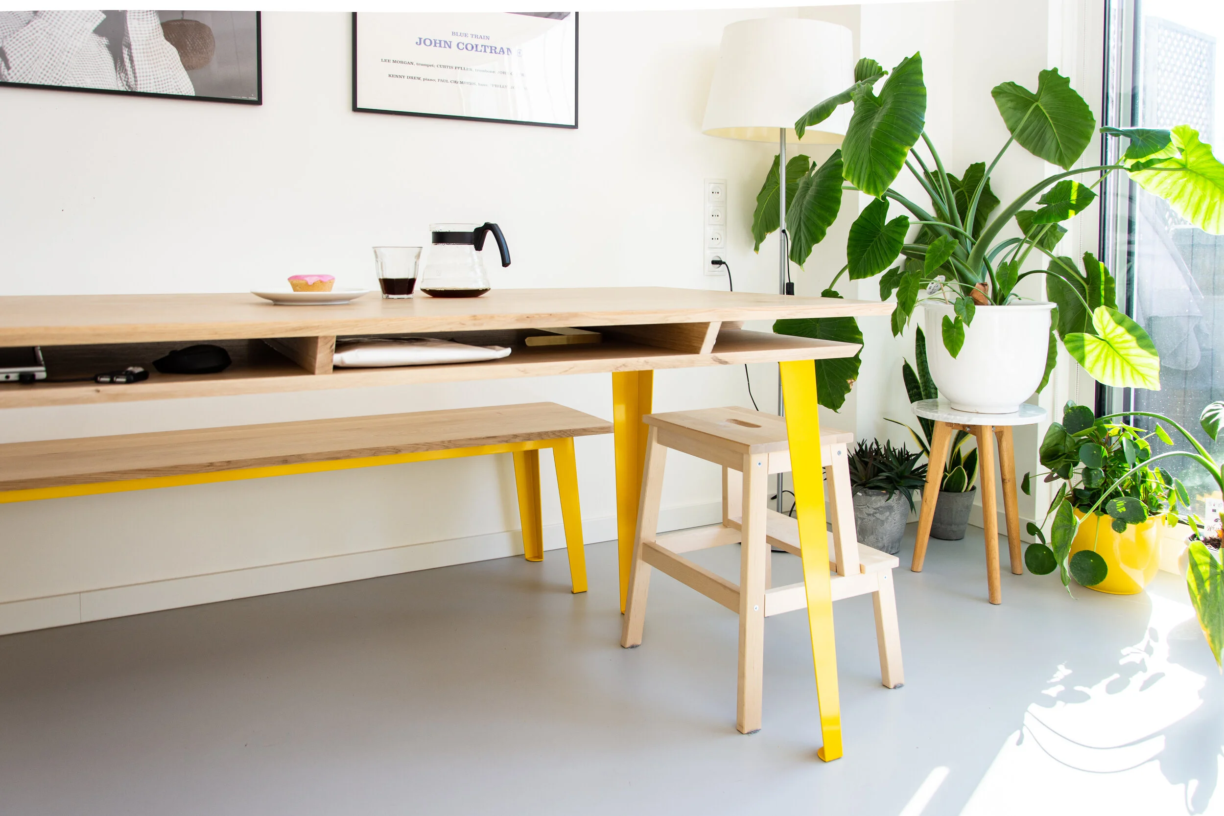 werk-eettafel, massief eikenhout, stalen onderstel, geel — De Nieuwe ...