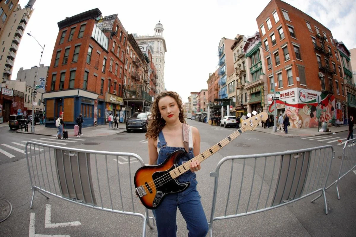 HANNAH MARKS EMBRACES ROCK WITH ANGSTY VIBES IN "(I WANNA B UR) 90S ...