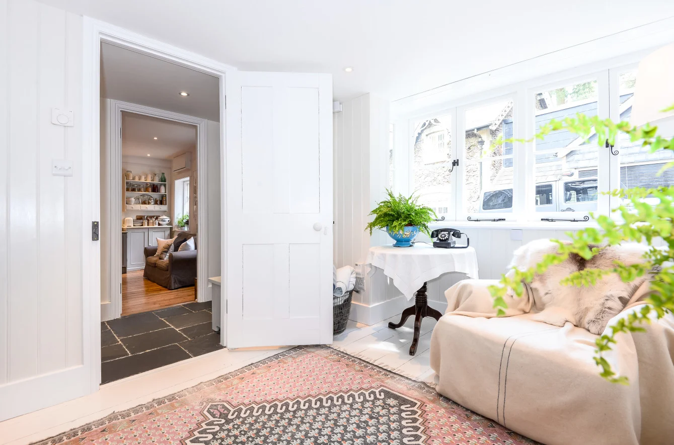 White Cube Construction