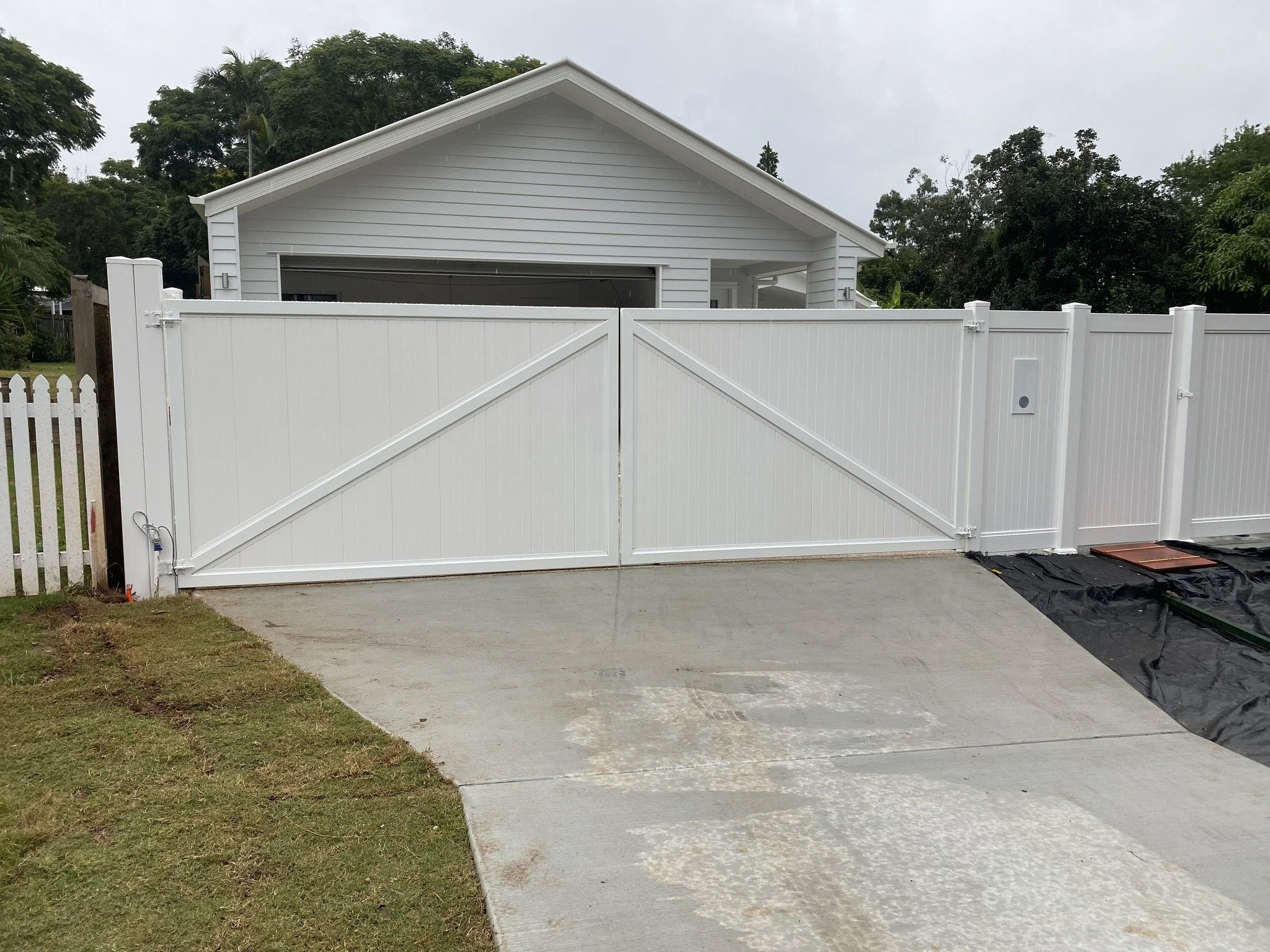 Installation of PVC fences and gates in Australia. Order a PVC fencing ...