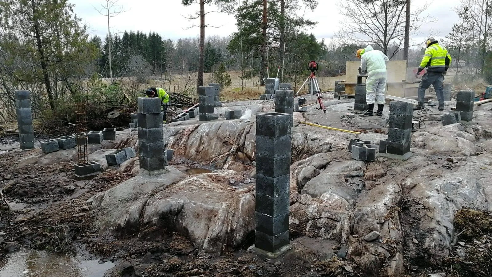 Pilariperustukset ja tuulettuva alapohja — Terve pieni hirsitalo