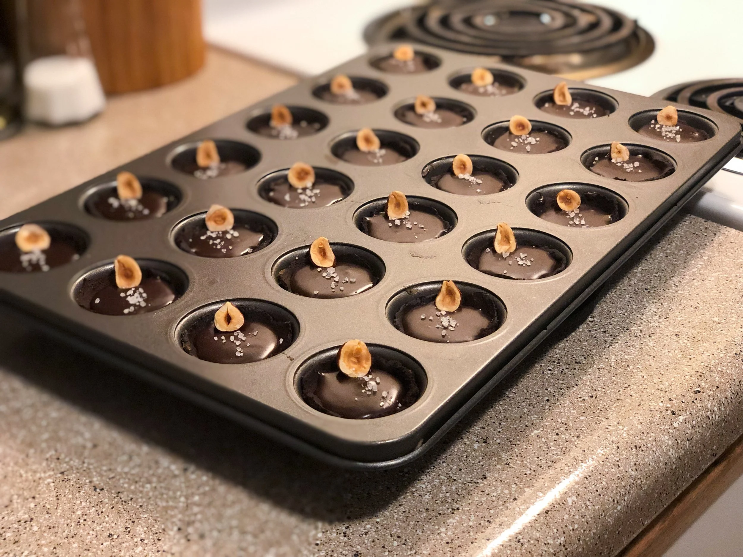 Salted Canna-Caramel Chocolate Mini Tarts with Hazelnuts | [Pe]