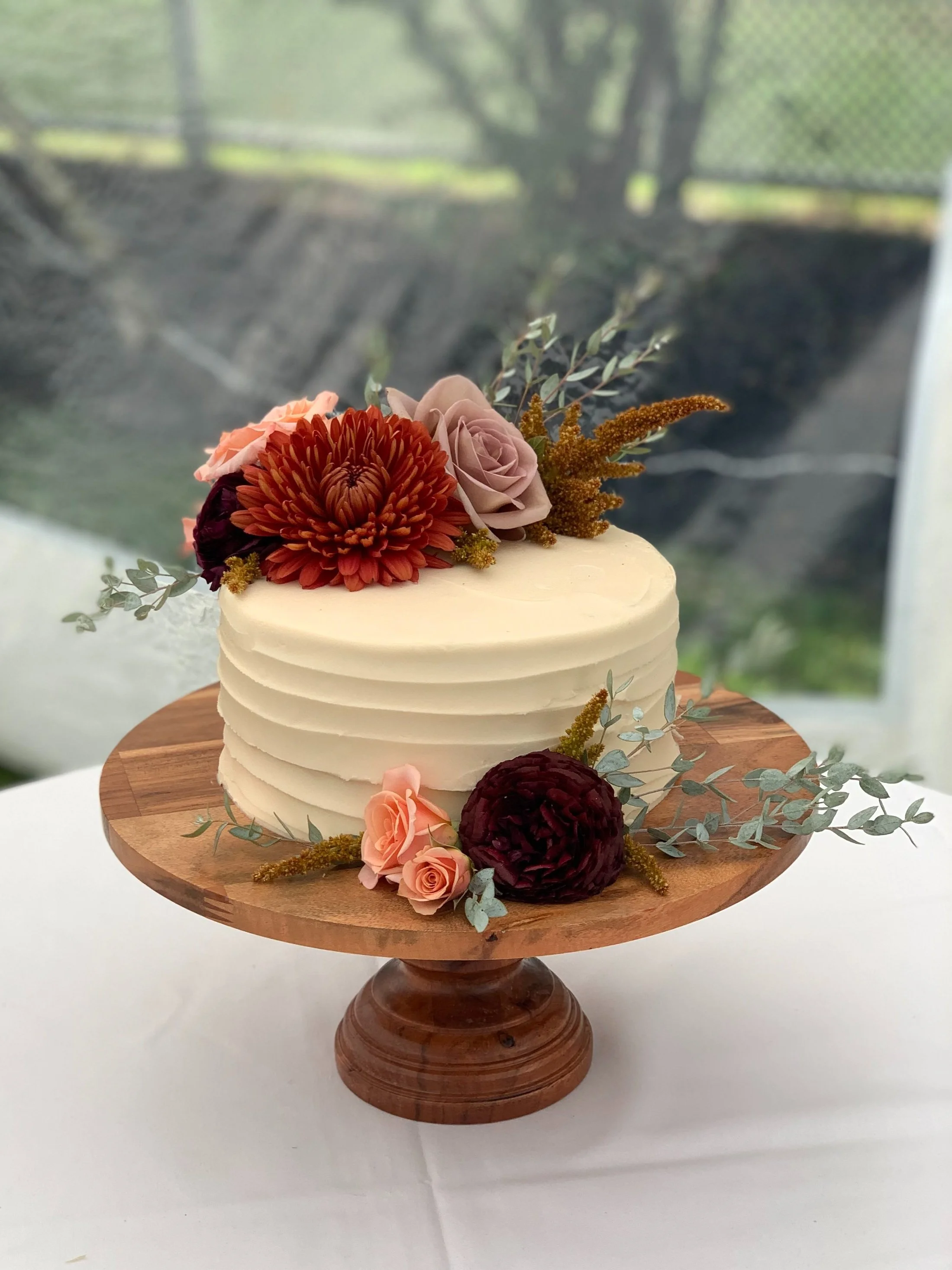 Cutting Cakes for Intimate Weddings — From Scratch