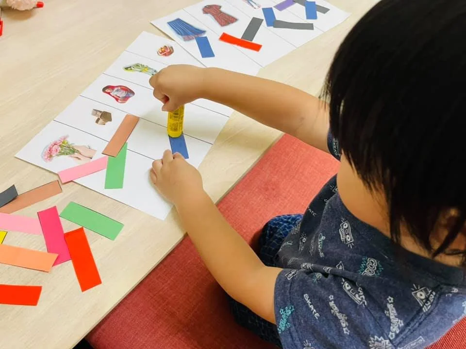 剪剪貼貼真有趣！Nyle用色紙培養小孩顏色觀察力