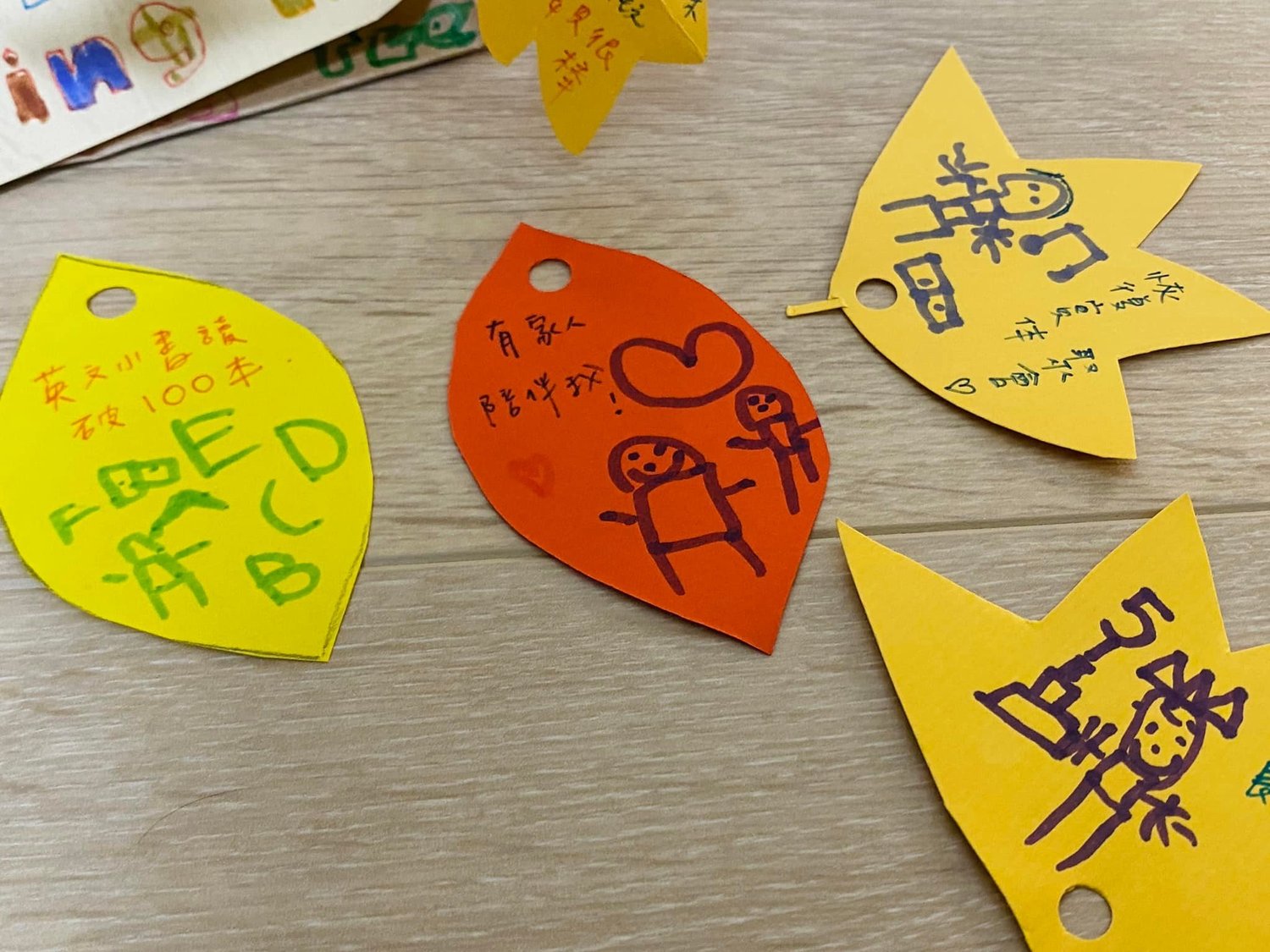 感恩節的勞作！魚寶魚媽帶小朋友用牛皮紙袋做感恩樹、學會說感謝