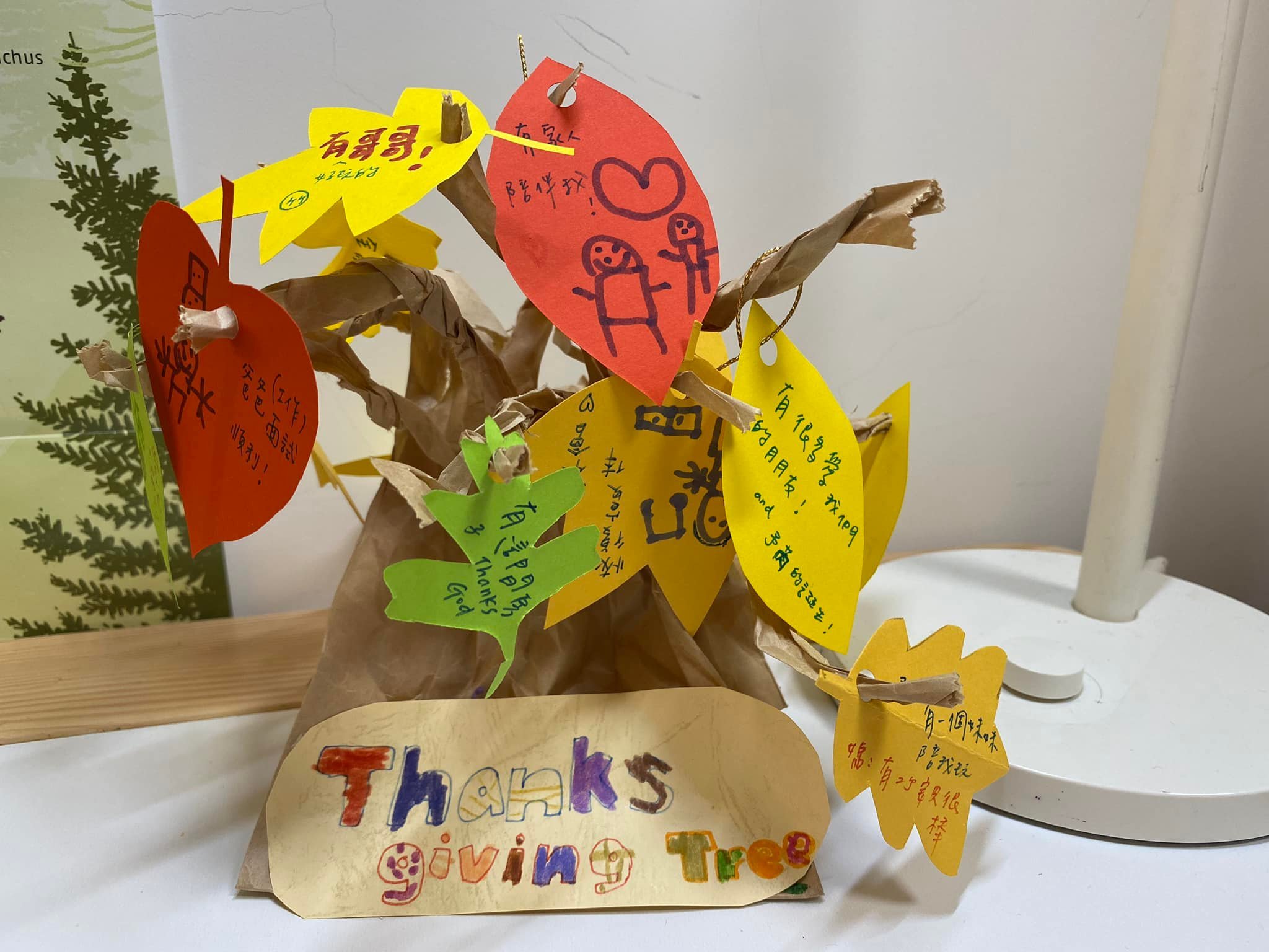 感恩節的勞作！魚寶魚媽帶小朋友用牛皮紙袋做感恩樹、學會說感謝
