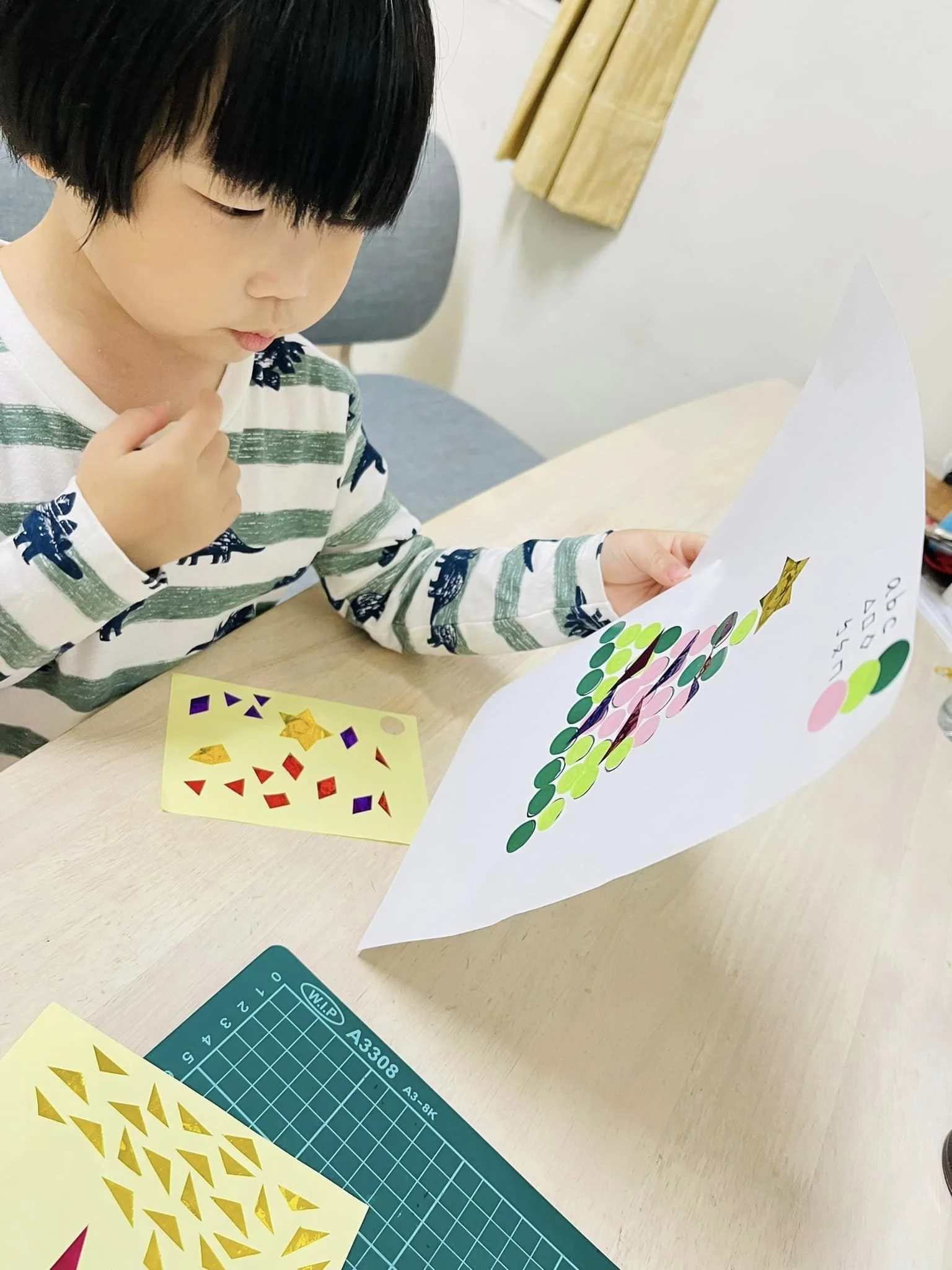 幼兒園可以玩的聖誕節活動！跟著Nyle做密碼聖誕樹，學注音、英文、數學