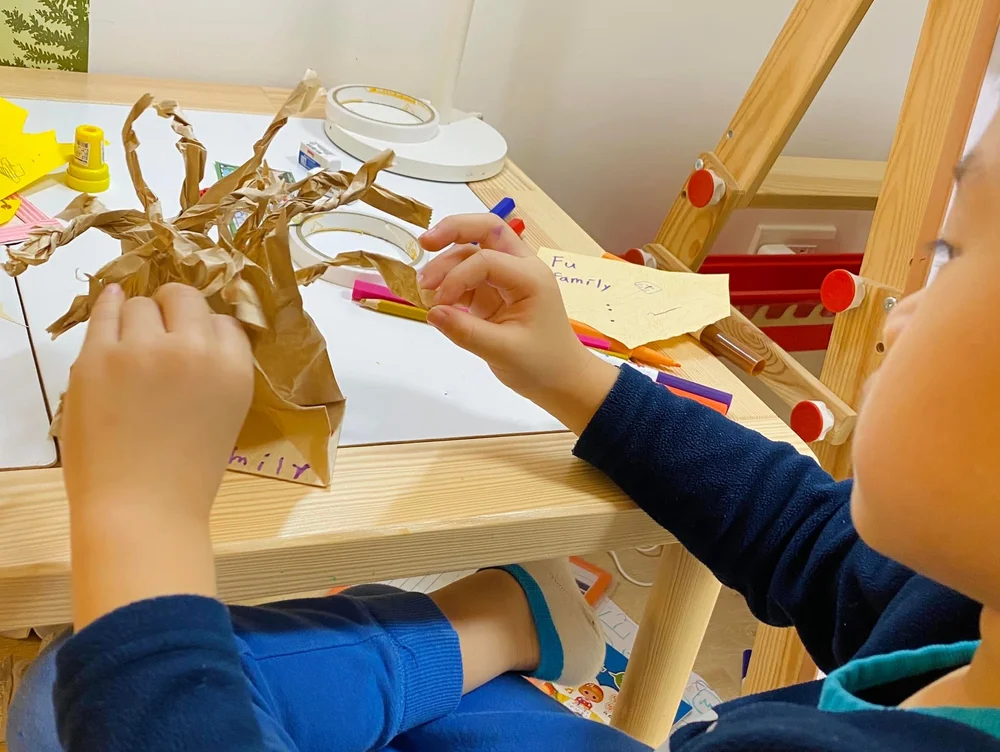 感恩節的勞作！魚寶魚媽帶小朋友用牛皮紙袋做感恩樹、學會說感謝