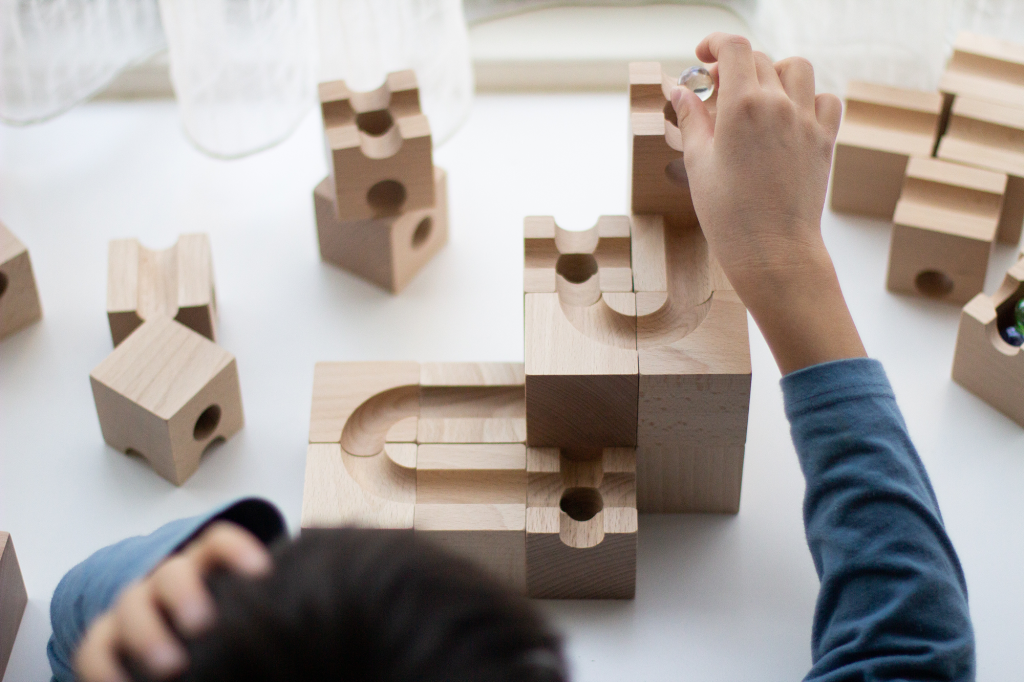 一起來認識CUBORO彈珠軌道積木！Kids+Icon帶你玩超美彈珠軌道積木、練習邏輯思考