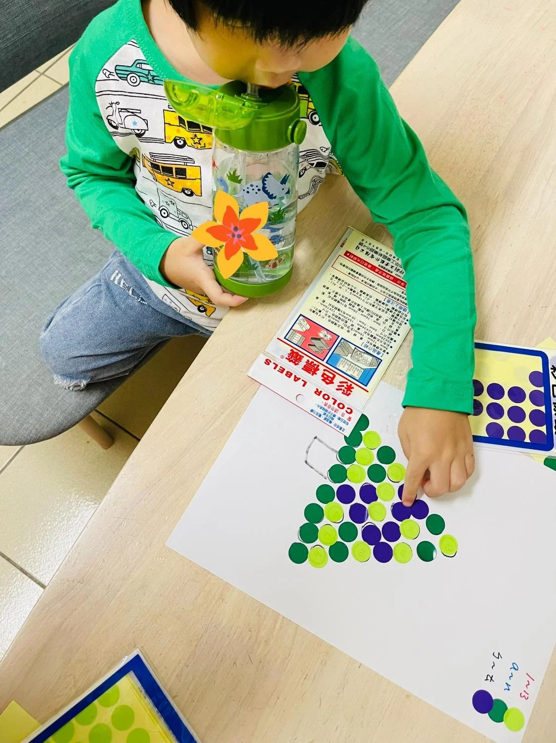 幼兒園可以玩的聖誕節活動！跟著Nyle做密碼聖誕樹，學注音、英文、數學