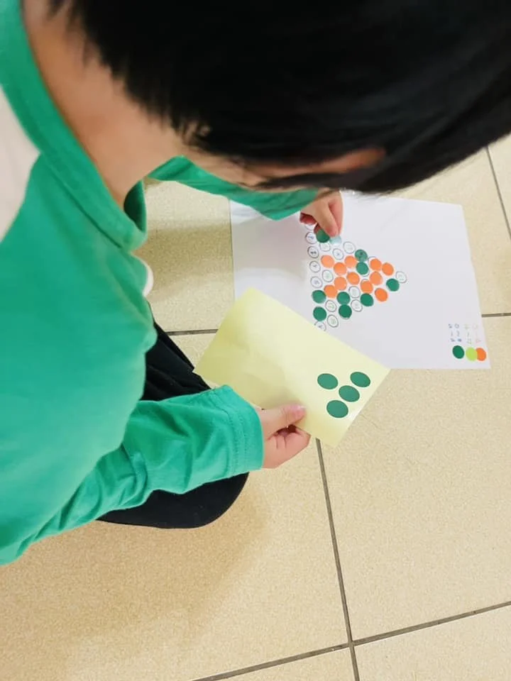 幼兒園可以玩的聖誕節活動！跟著Nyle做密碼聖誕樹，學注音、英文、數學