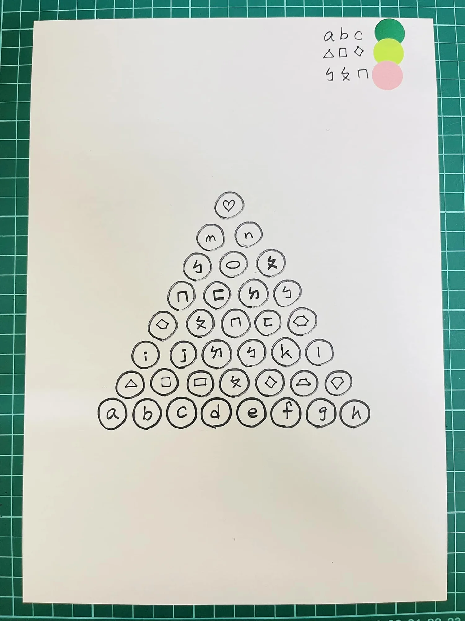 幼兒園可以玩的聖誕節活動！跟著Nyle做密碼聖誕樹，學注音、英文、數學