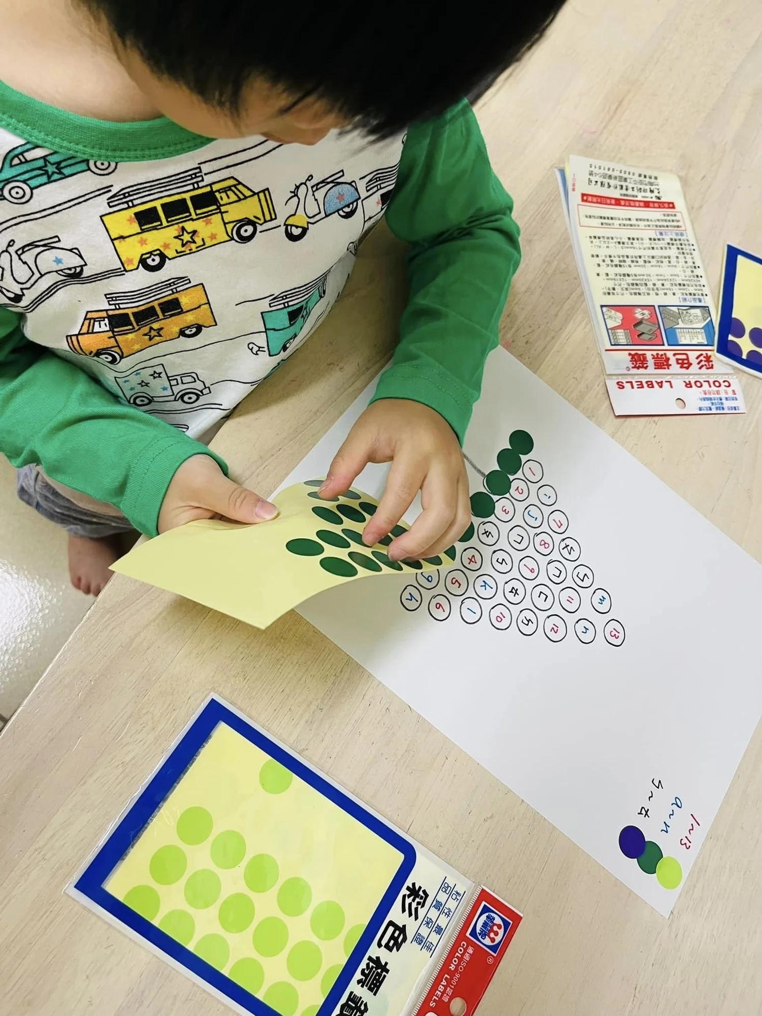 幼兒園可以玩的聖誕節活動！跟著Nyle做密碼聖誕樹，學注音、英文、數學