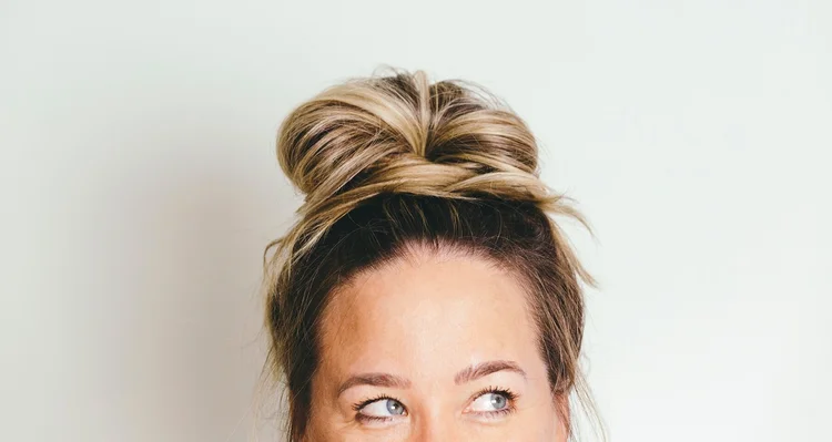 The Idiotically Simple Way To Create A 1 Minute Messy Bun (With Photos ...