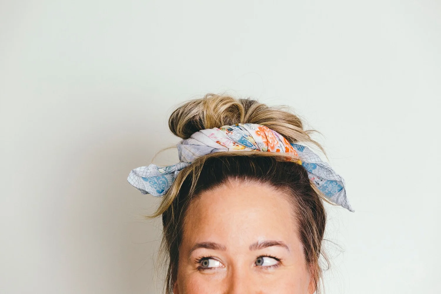 The Idiotically Simple Way To Create A 1 Minute Messy Bun (With Photos ...