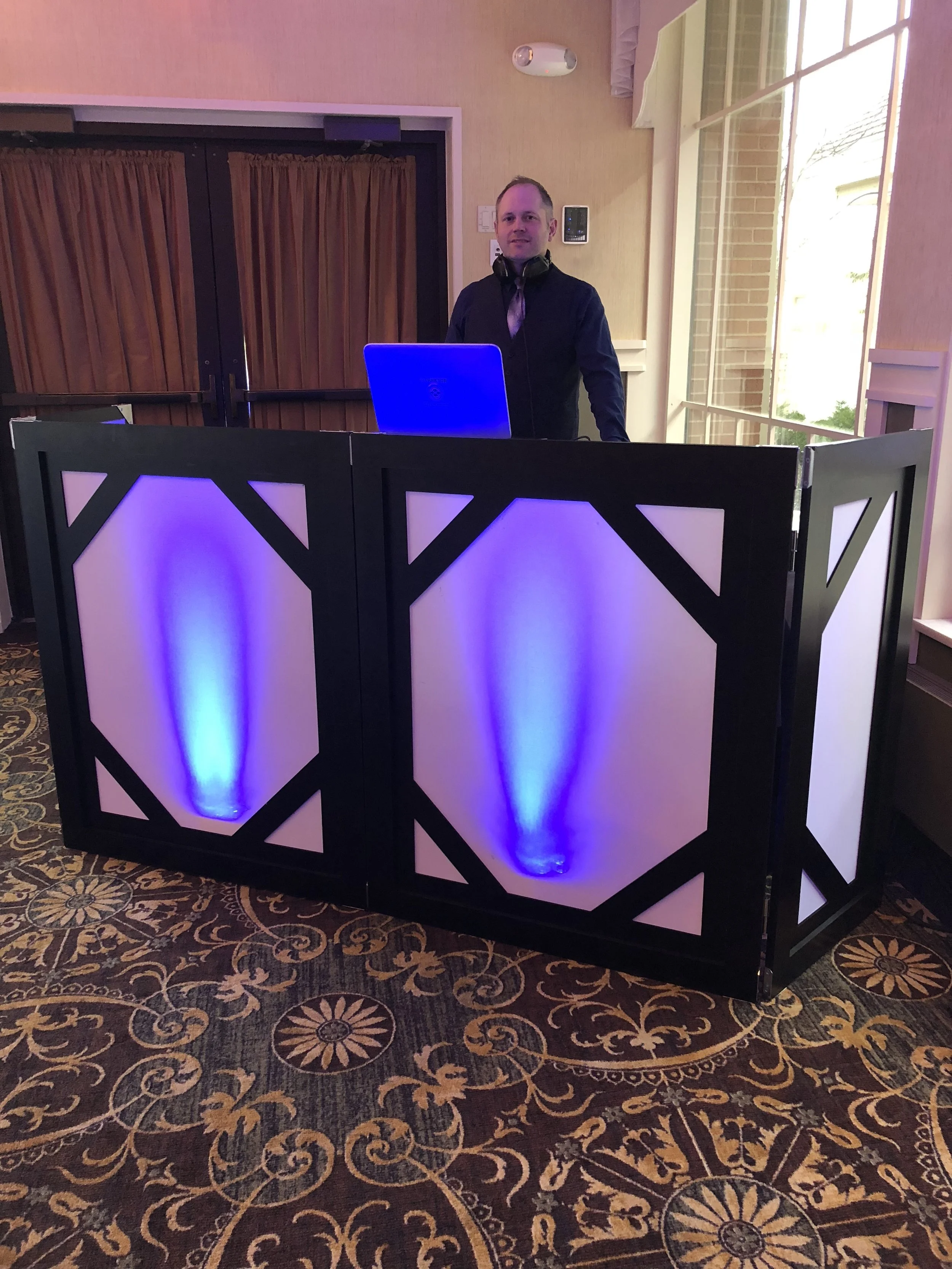 Moving N Grooving DJs