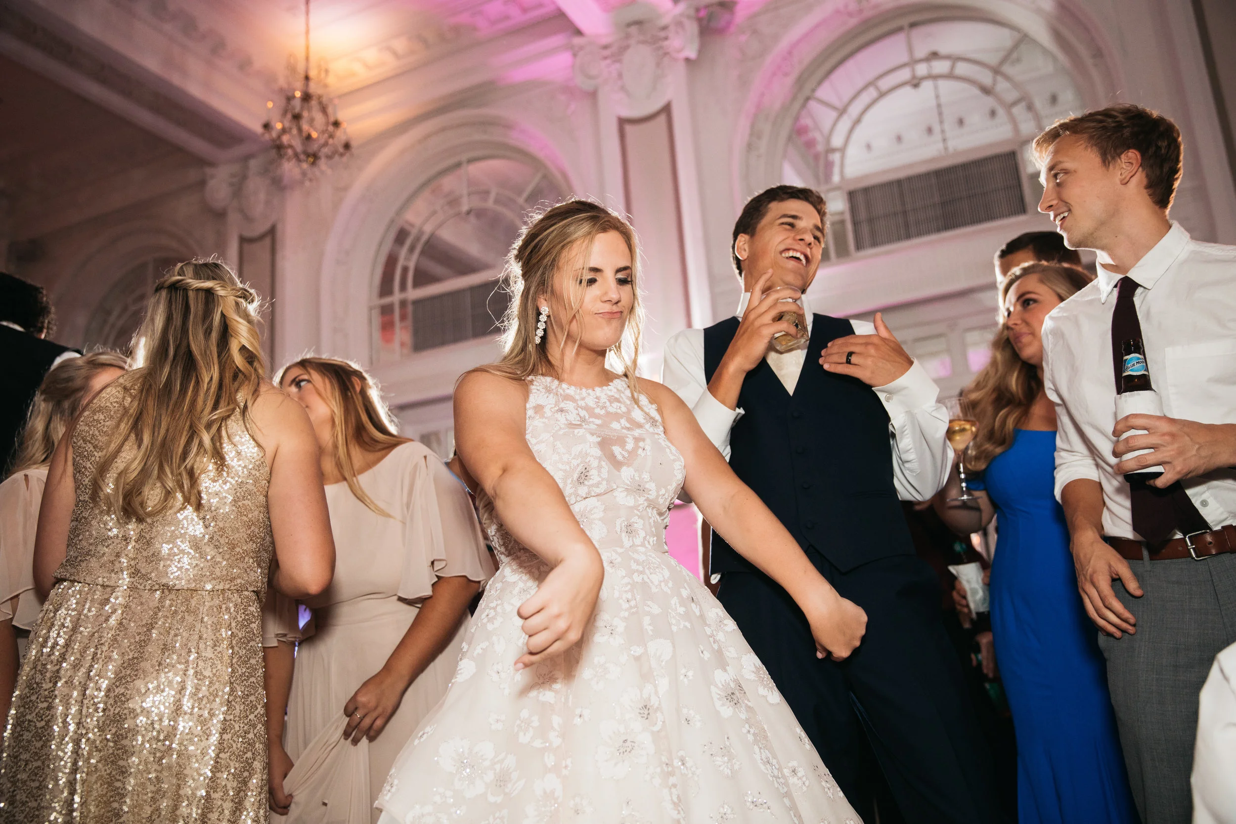 Moving N Grooving DJs