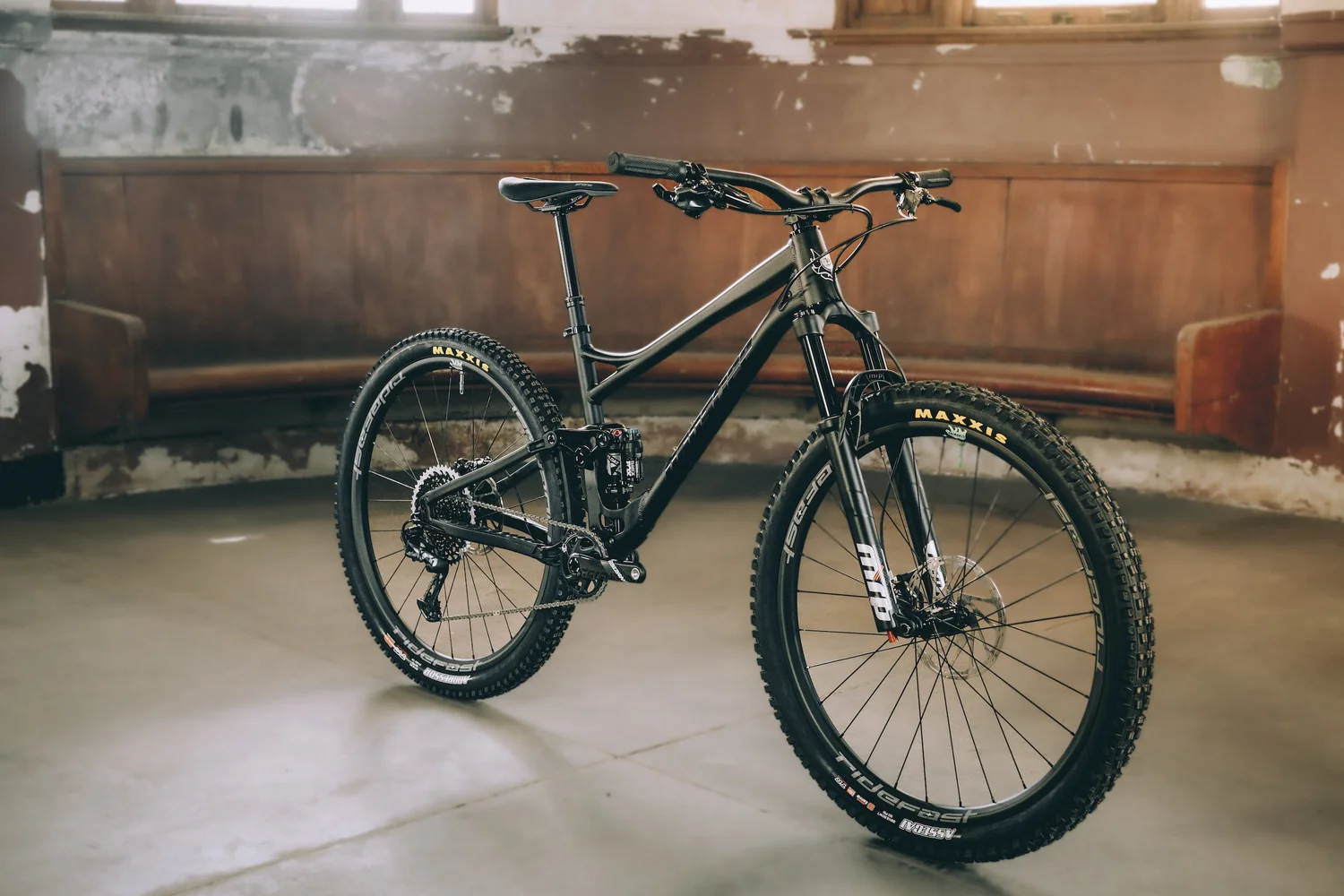 Phantom V3 — Banshee Bikes