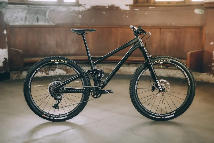 Phantom V3 — Banshee Bikes