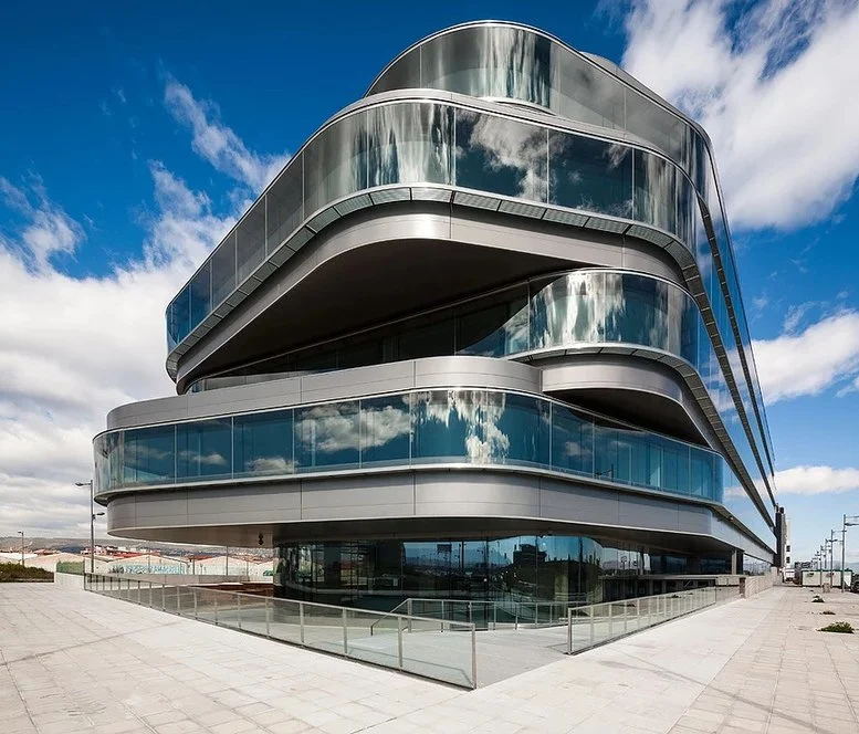 10 projets Curved Glass, le verre bombé de Glass Partners Solutions — Glass Partners Solutions