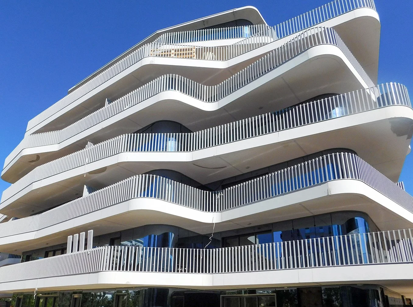 Façade Stopsol Supersilver pour la Canopée de Vélizy-Villacoublay ...