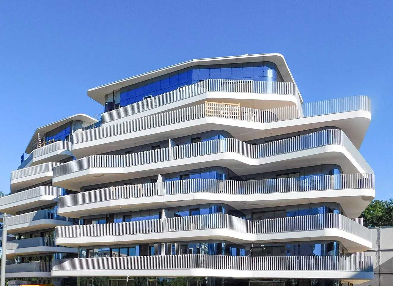 Façade Stopsol Supersilver pour la Canopée de Vélizy-Villacoublay ...