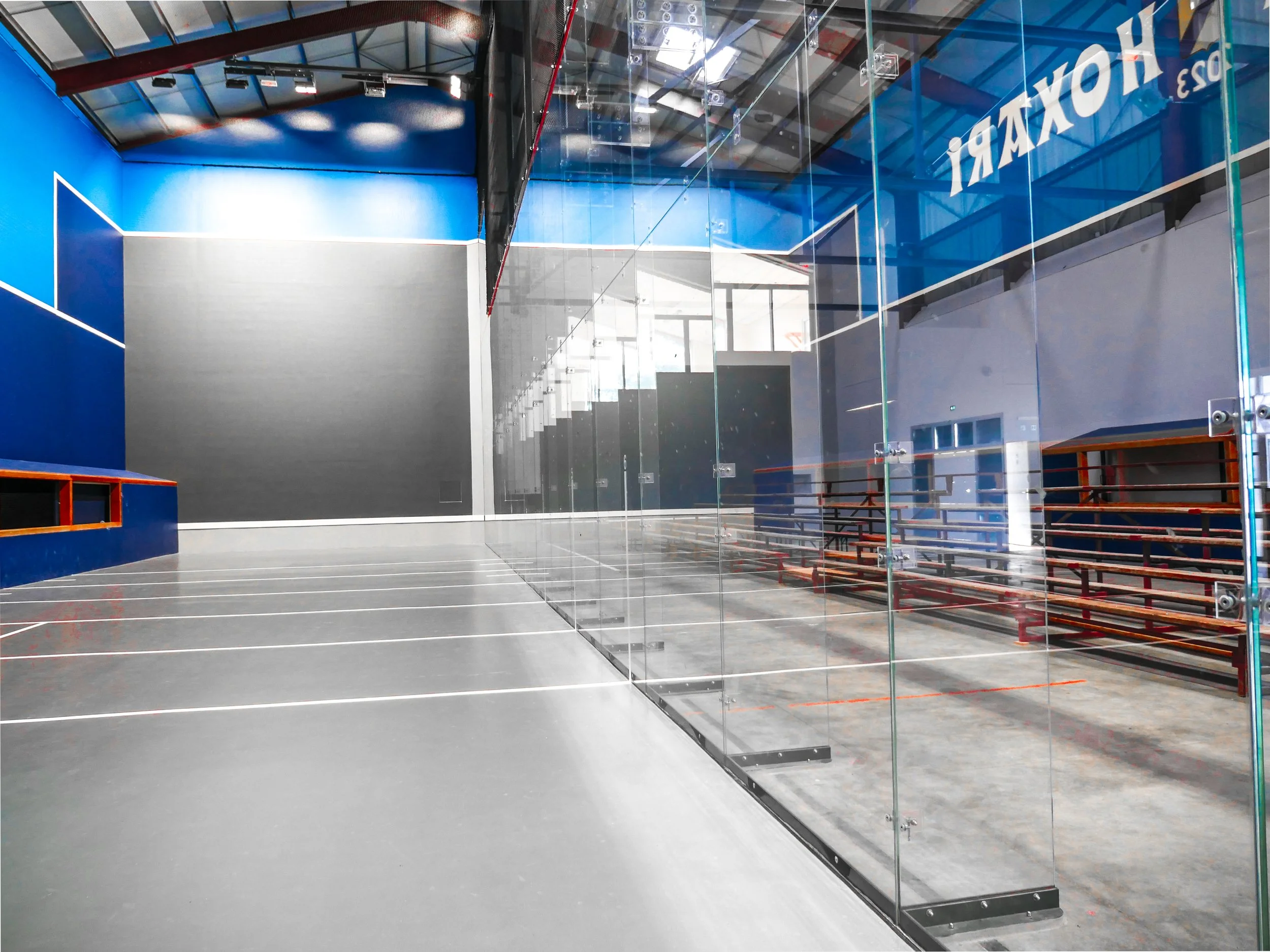 Des vitrages trempés XXL de 15 mm d'épaisseur au trinquet de verre d'Iholdy — Glass Partners ...