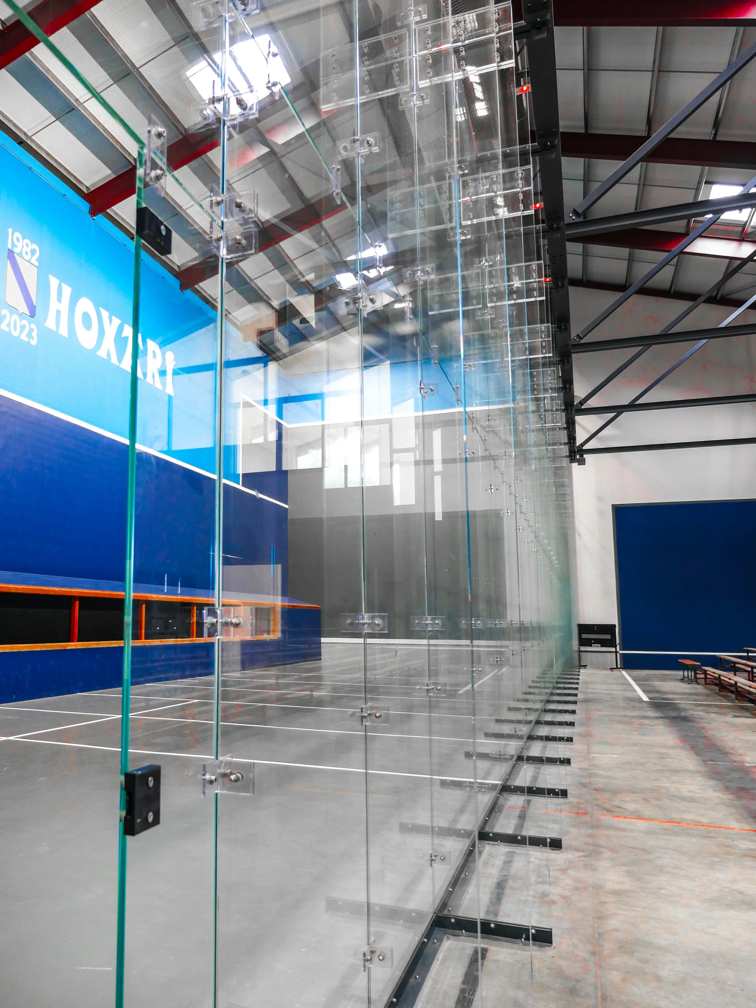 Des vitrages trempés XXL de 15 mm d'épaisseur au trinquet de verre d ...