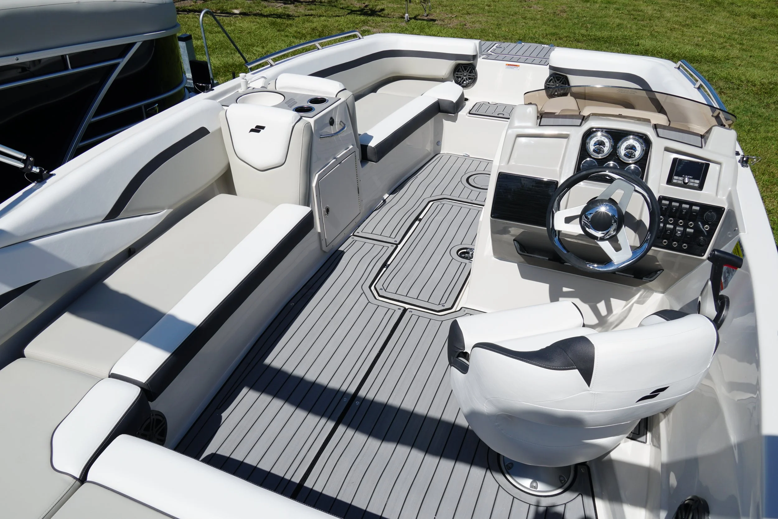 Starcraft Deckboats — Outcast Watersports