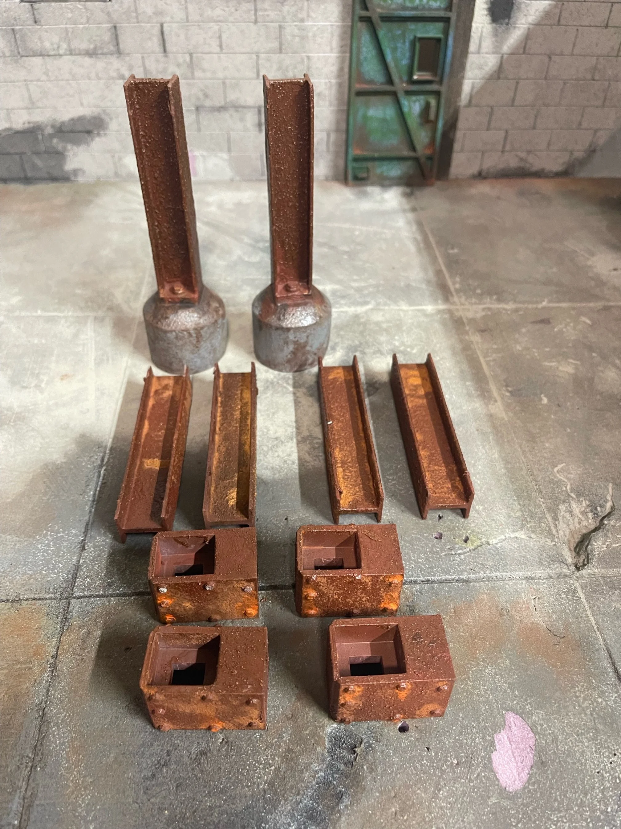 Rusted steel beam set. Modular 1:12 scale rusted beams with base toy ...